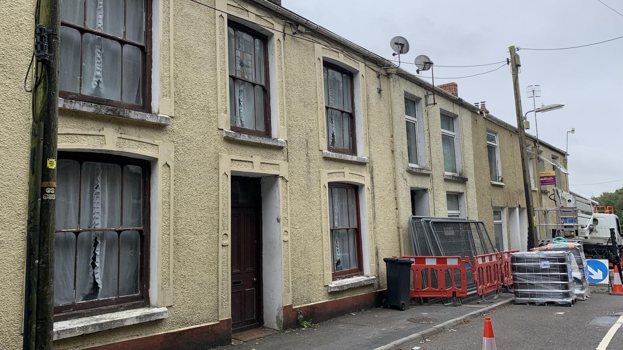 Teulu 'am aros yn eu cartref' er gwaethaf gwaith dymchwel - BBC Cymru Fyw