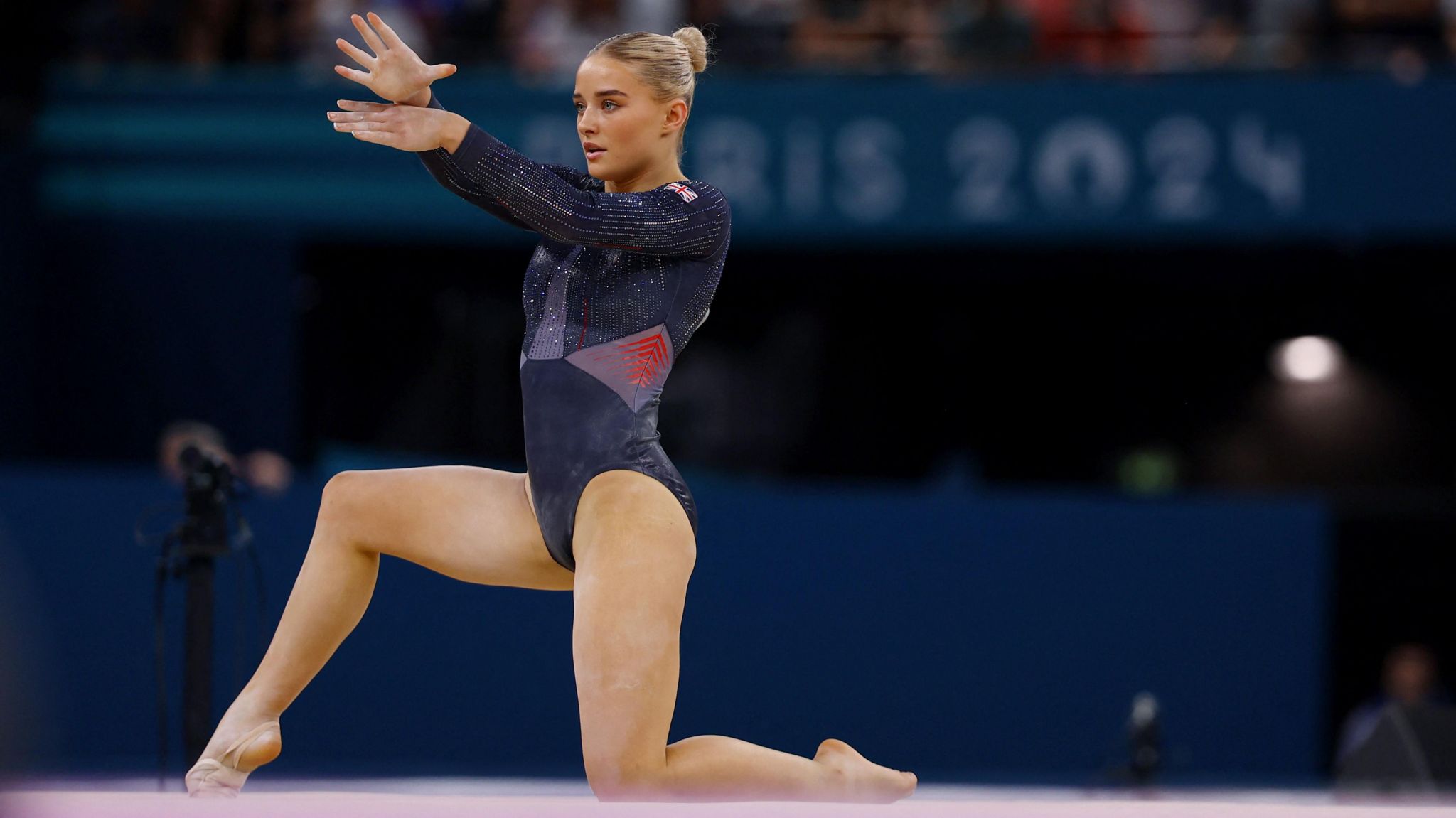 Medal aur i'r nofiwr Matt Richards yn y ras gyfnewid - BBC Cymru Fyw