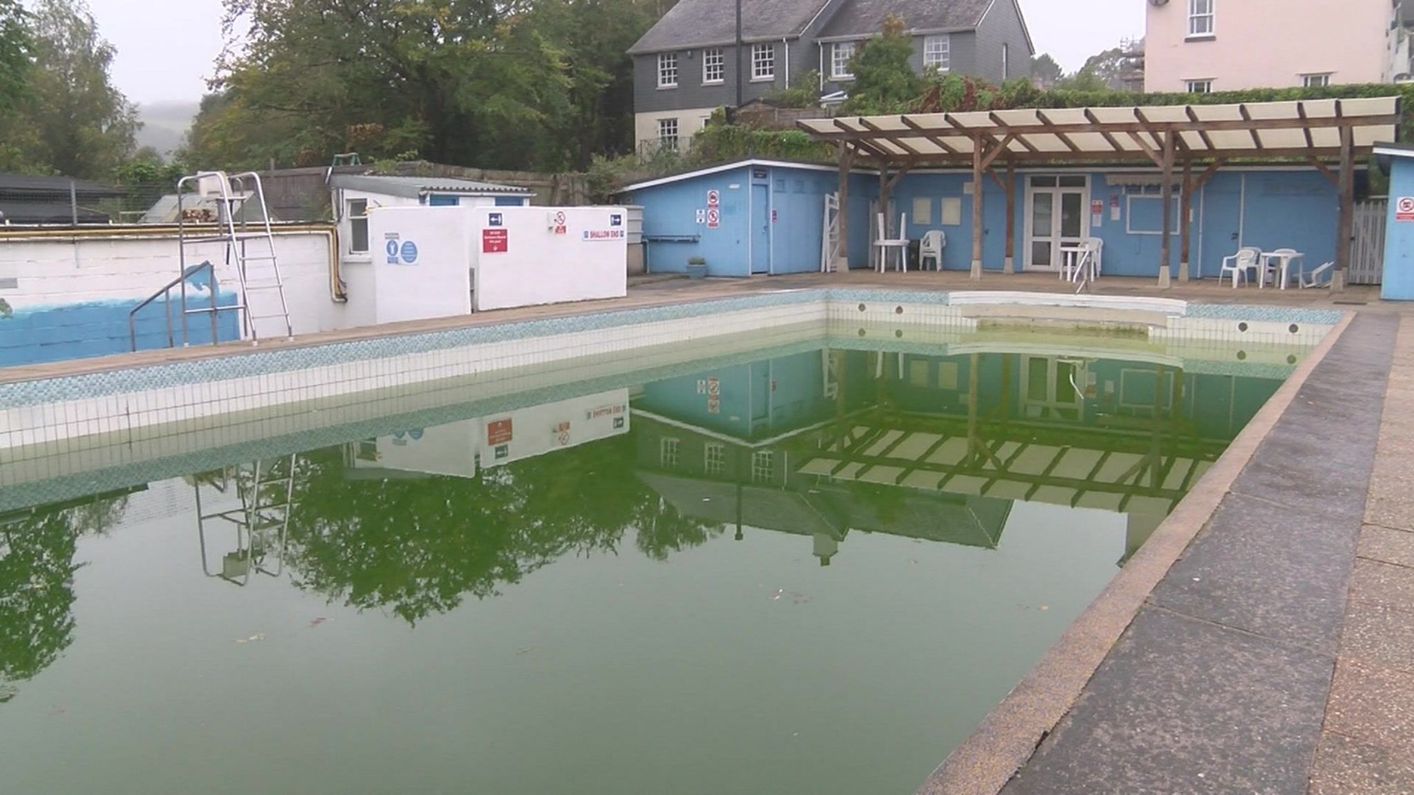 Ashburton community pool gets first 'hero' supporters - BBC News