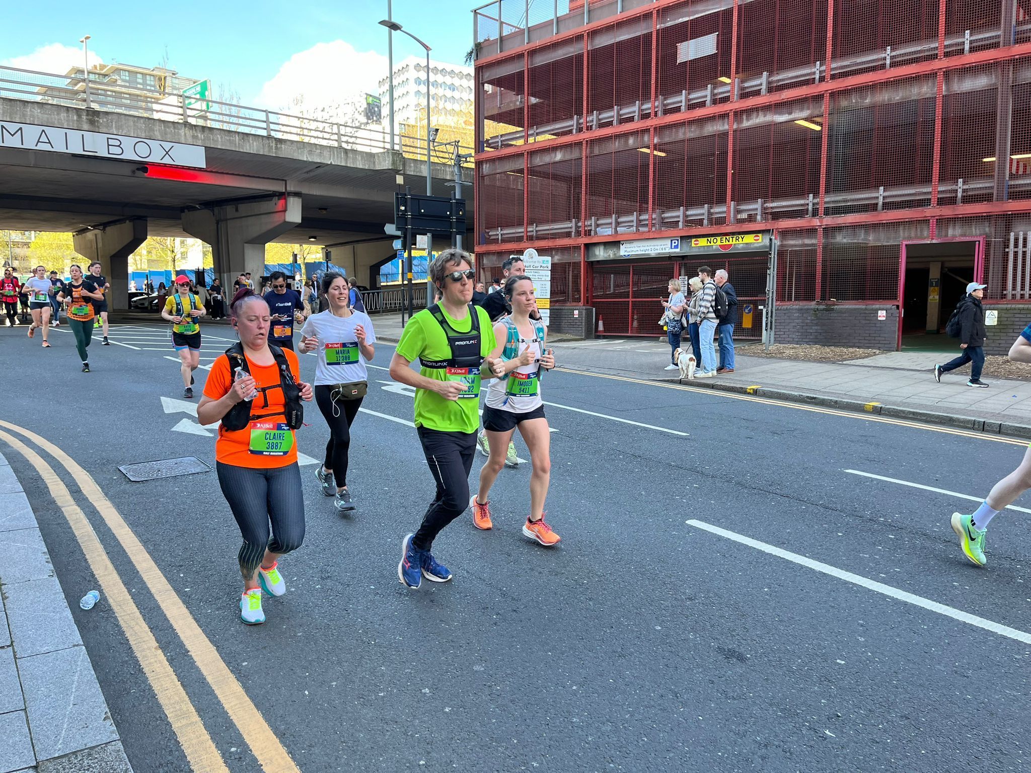 Great Birmingham Run: Thousands line the streets - BBC News