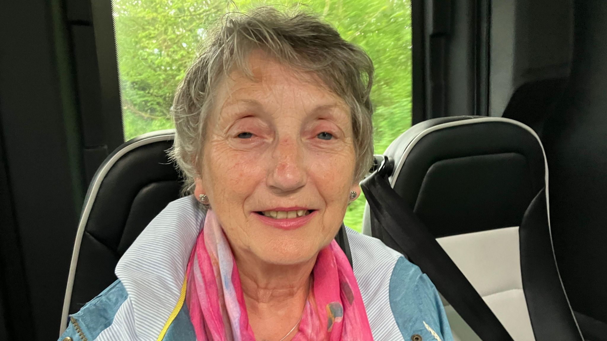 Gwasanaeth bws newydd yn 'bwysig' i gymunedau'r gorllewin - BBC Cymru Fyw