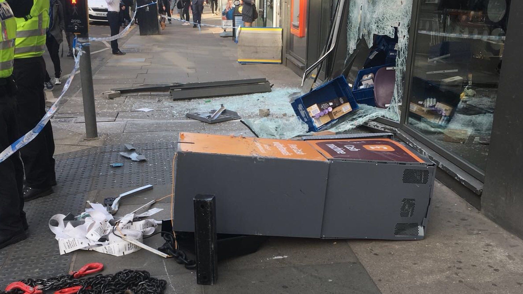 ATM ripped out of 500-year-old building in Chipping Campden - BBC News