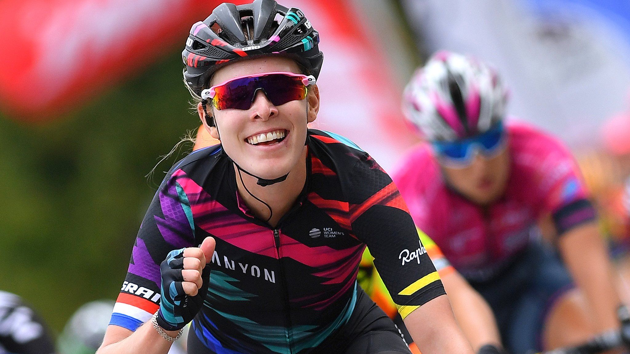 2018 Women's Tour: Manon Lloyd rides 126km with fractured hip - BBC Sport