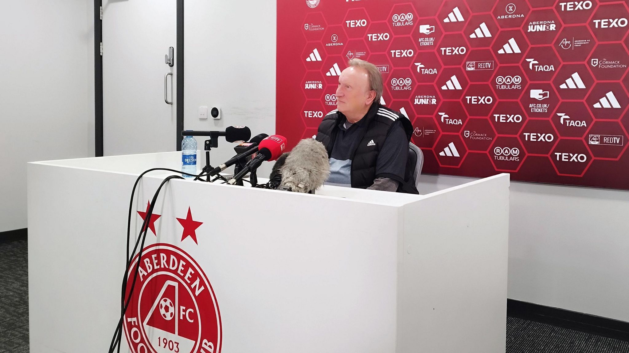 Neil Warnock on 'difficult' start to life at Aberdeen, Miovski ...