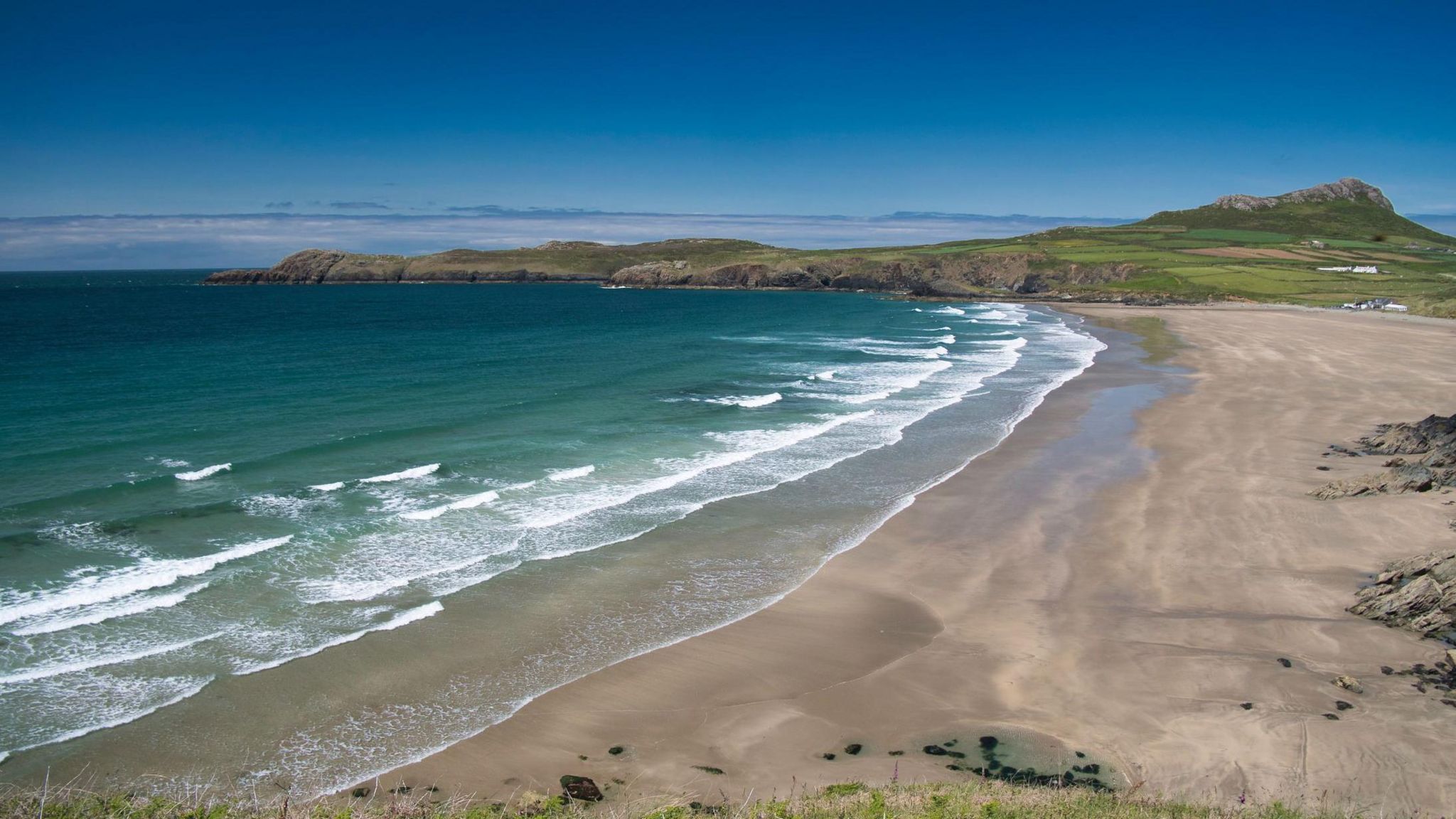 Apel am ddiogelwch gyda llai o achubwyr bywyd ar draethau - BBC Cymru Fyw