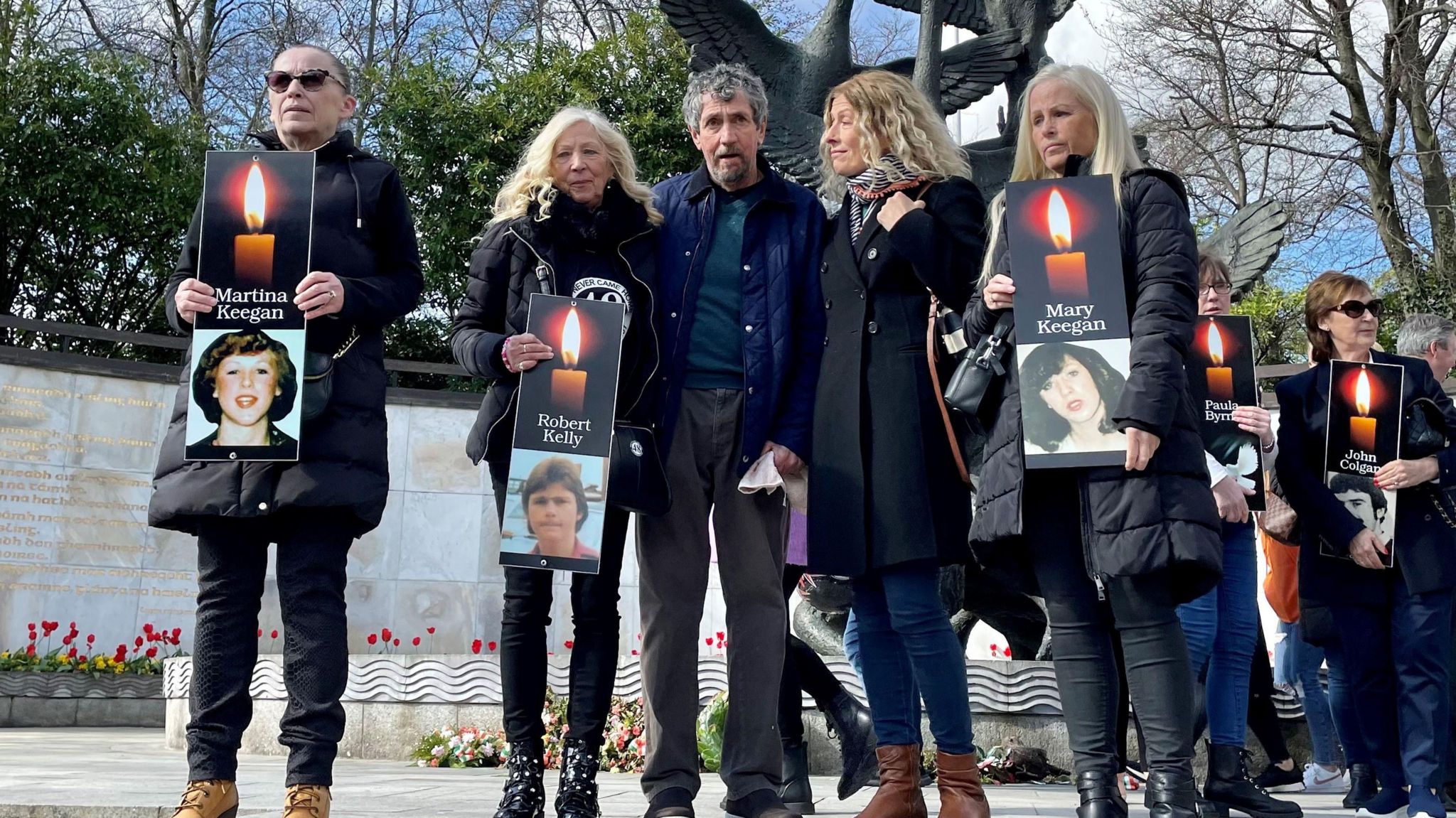 Charlie Bird: Former RTÉ journalist and broadcaster dies aged 74 - BBC News