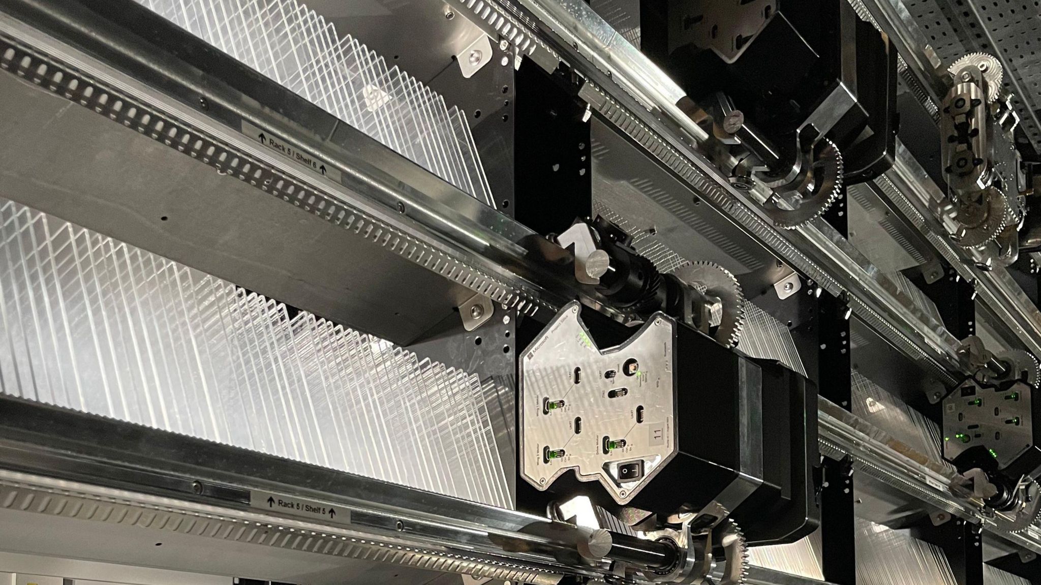 'Insane' amounts of data spurs new storage tech - BBC News