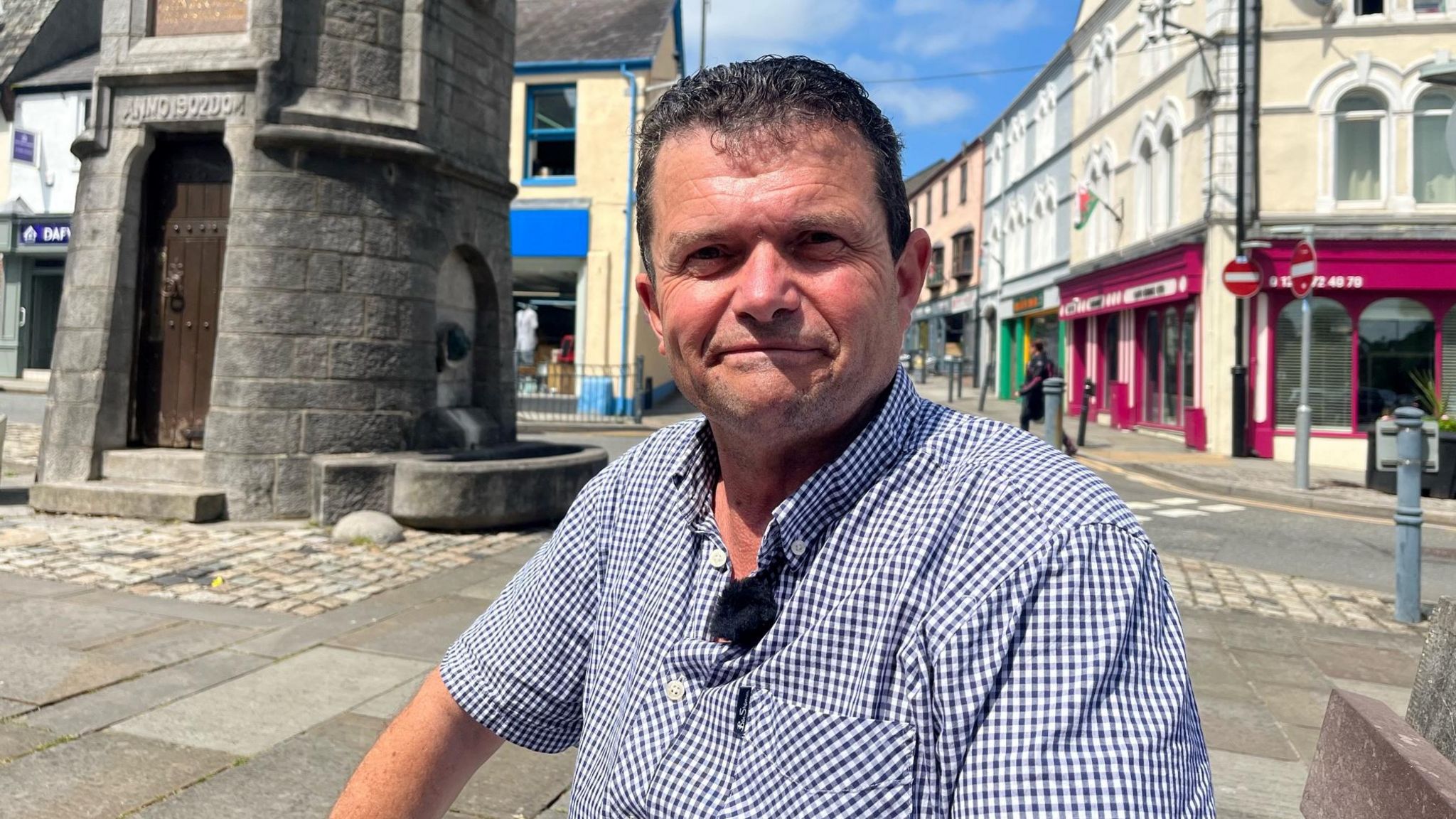 Môn: Gwir effaith cau 2Sisters 'heb daro eto' - BBC Cymru Fyw