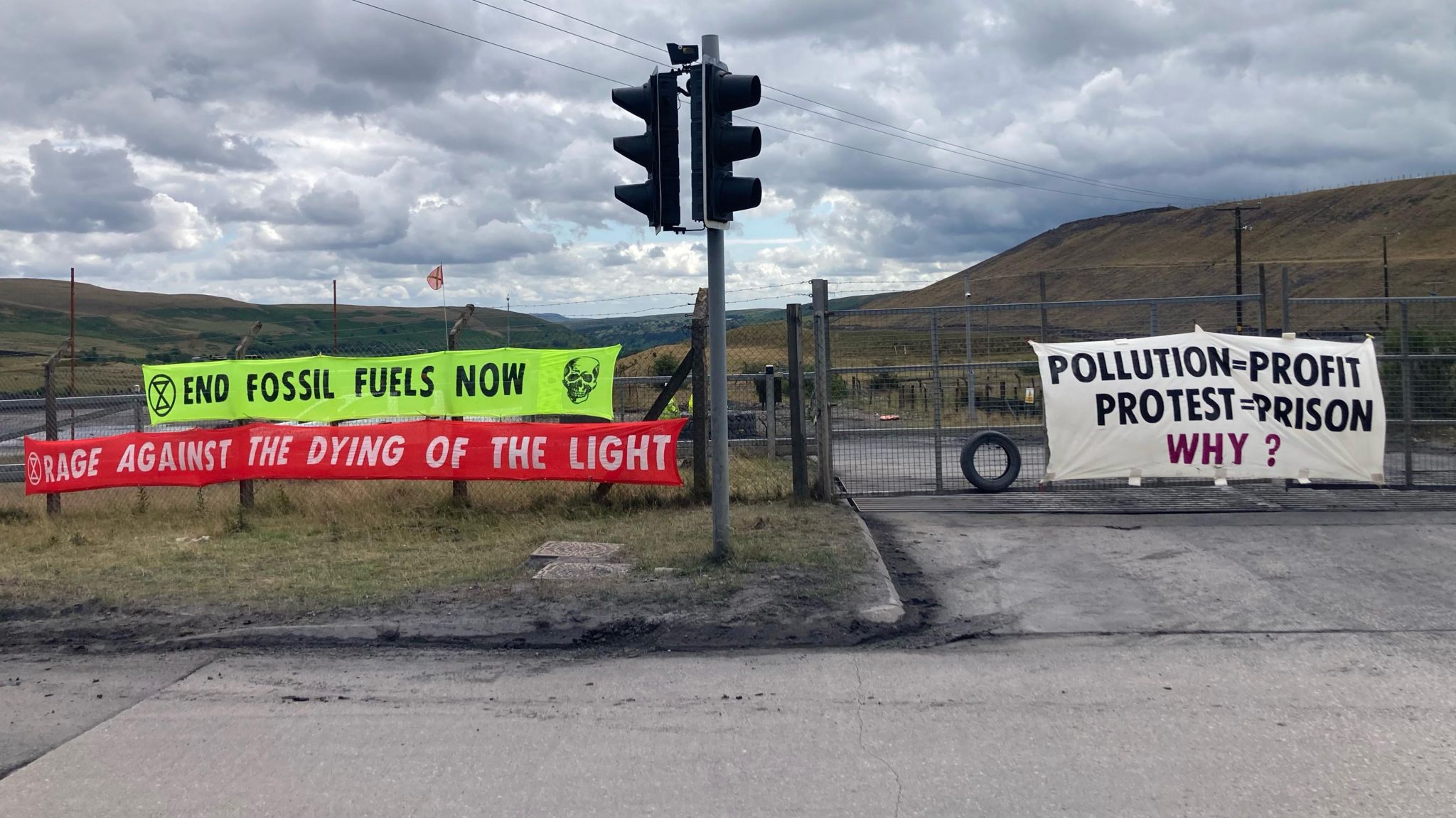 Climate change: Ffos-y-Fran coal mine protestors arrested - BBC News