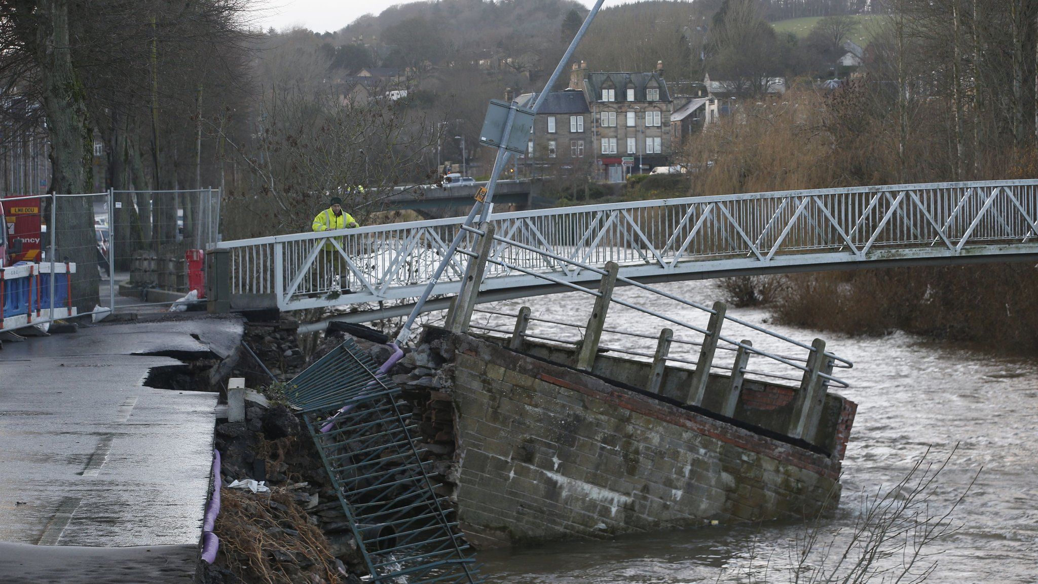 Hawick flood defences could be delayed until 2023 - BBC News