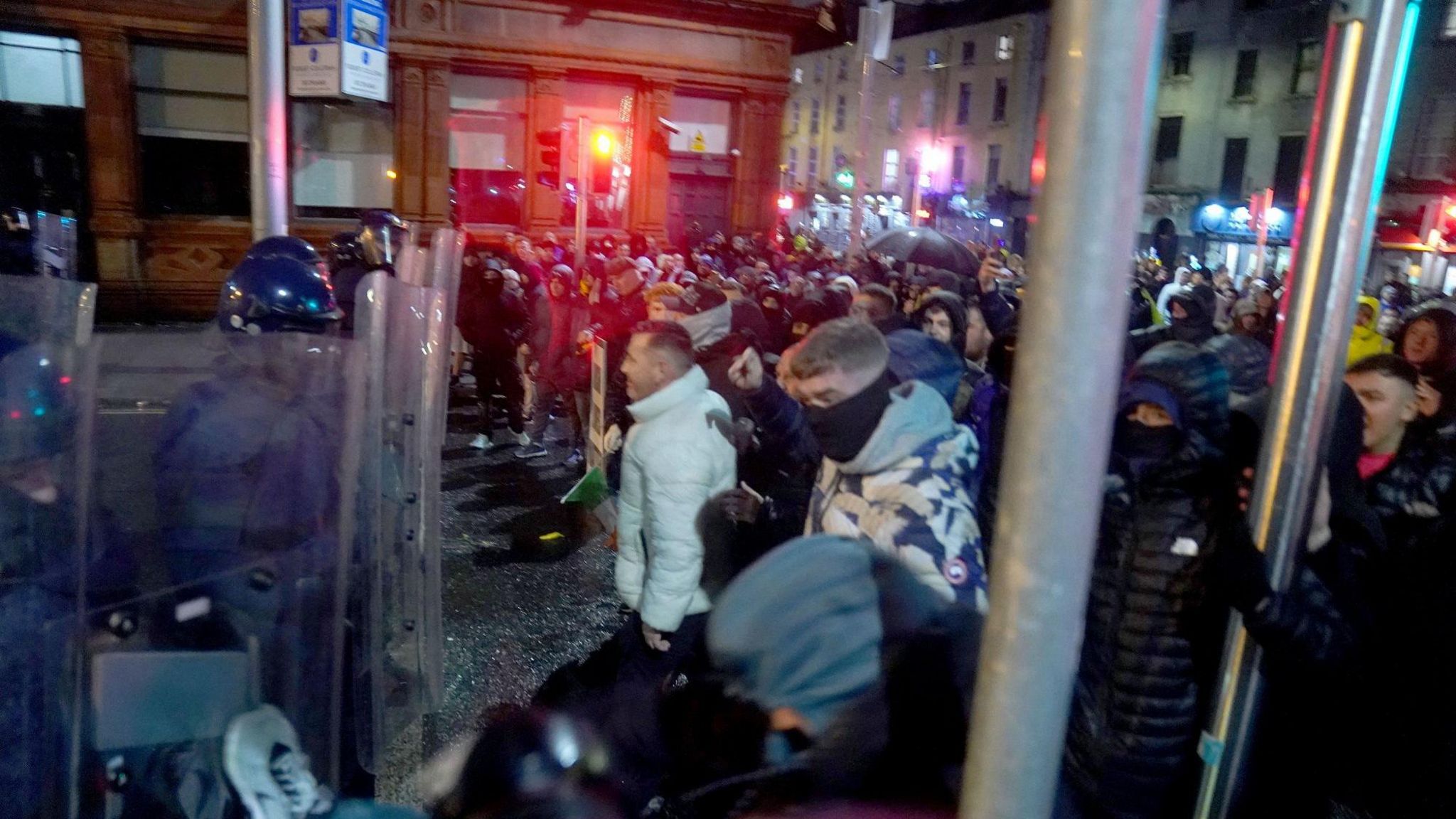 In pictures: How violence unfolded after a Dublin stabbing - BBC News