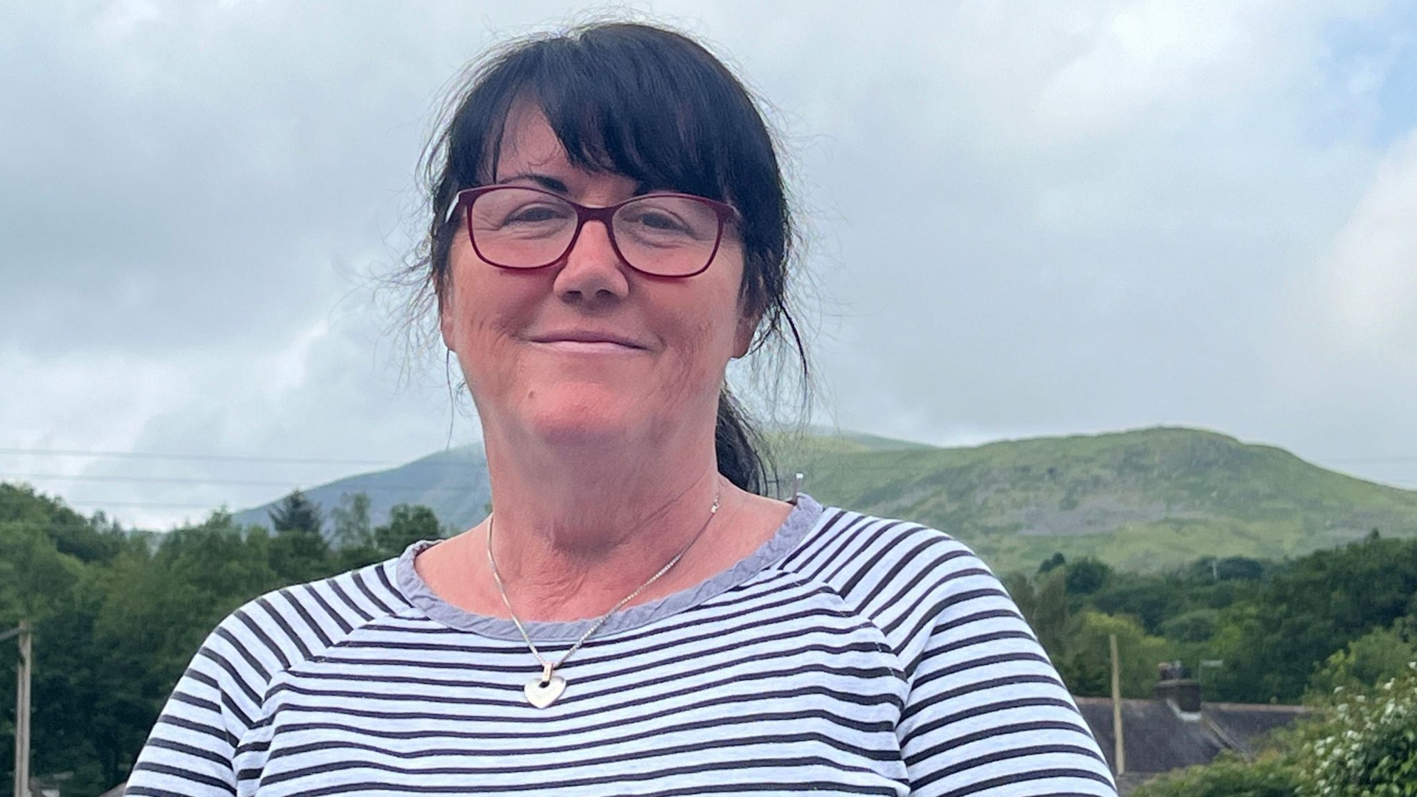 Llanberis 'yn rhemp' gyda cherddwyr yn ganol nos - BBC Cymru Fyw