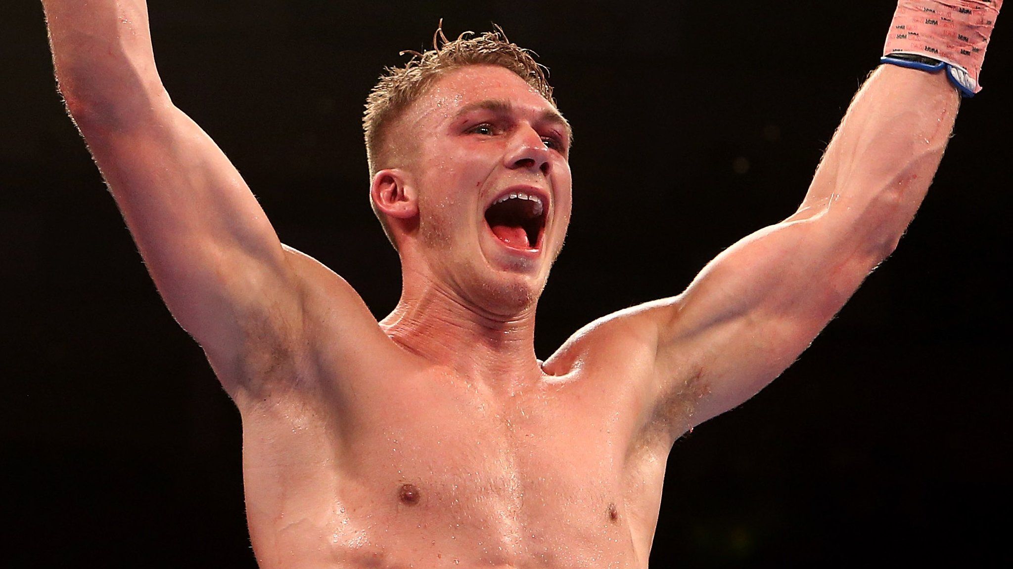 Injured boxer Nick Blackwell trains for half marathon - BBC News