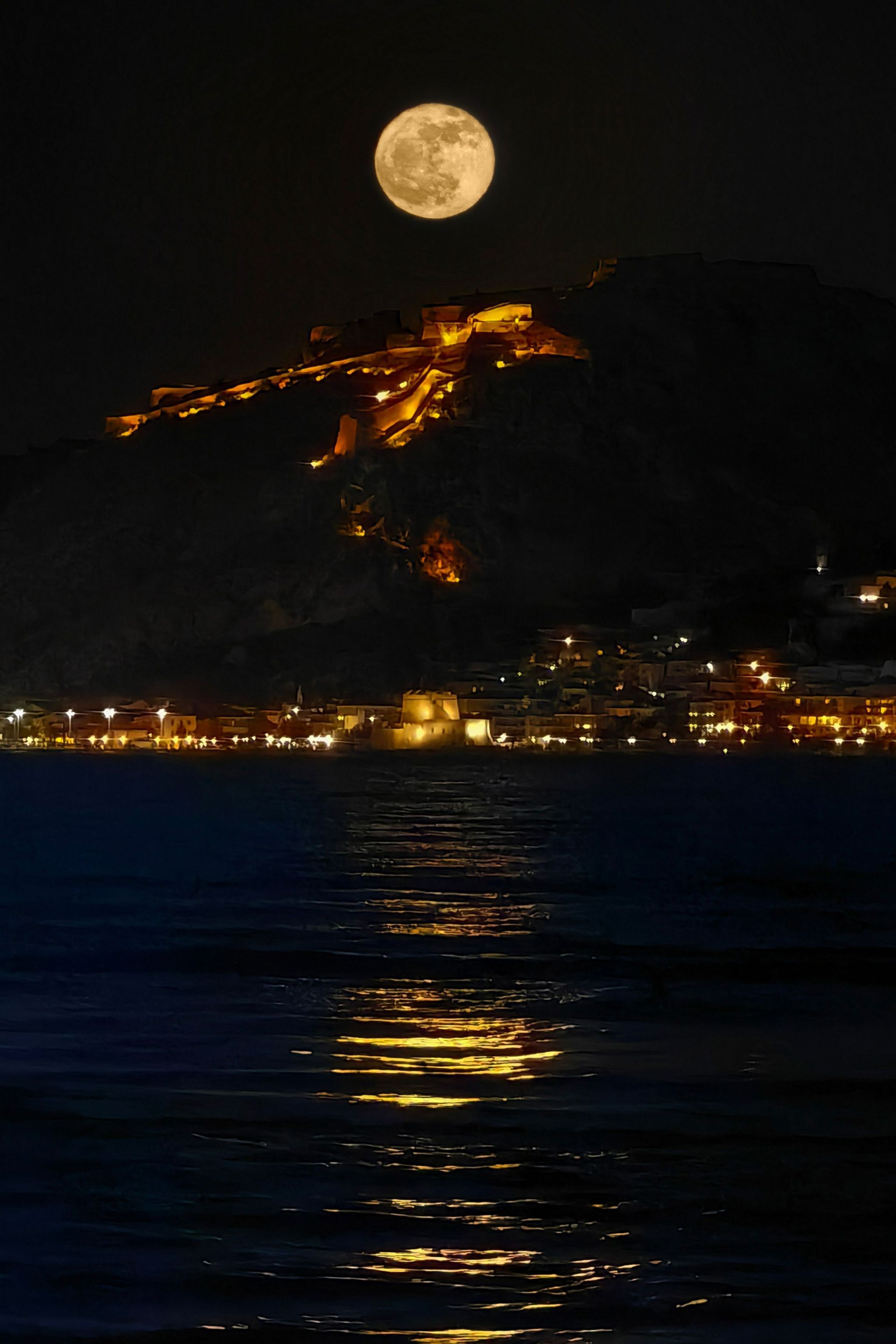 Flower Moon: Incredible pictures from around the world - BBC Newsround