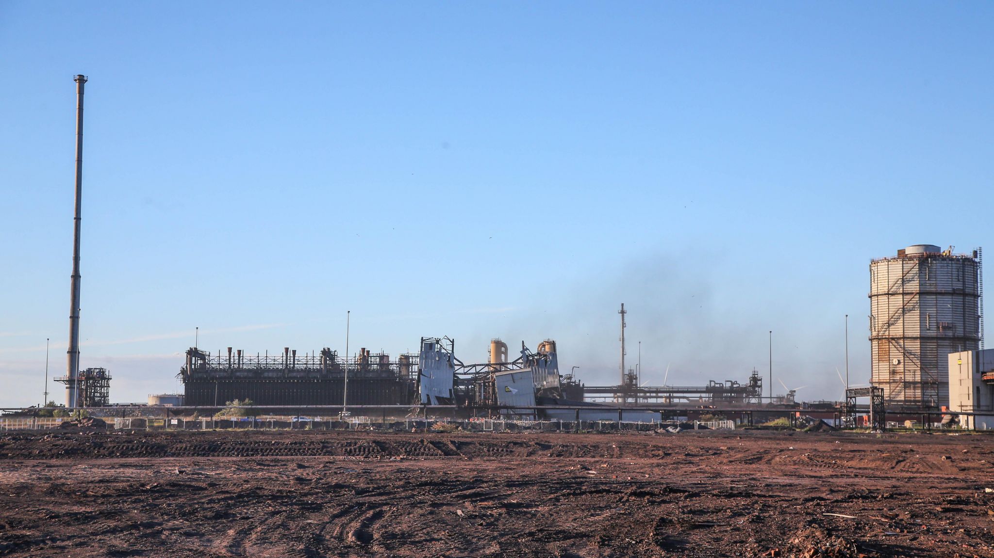 Redcar steelworks chimneys demolished - BBC News