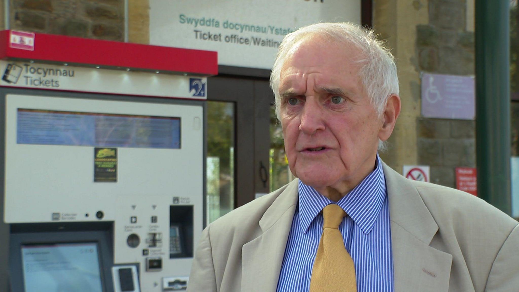 Blaenoriaethau trafnidiaeth Llywodraeth Cymru 'yn anghywir' - BBC Cymru Fyw