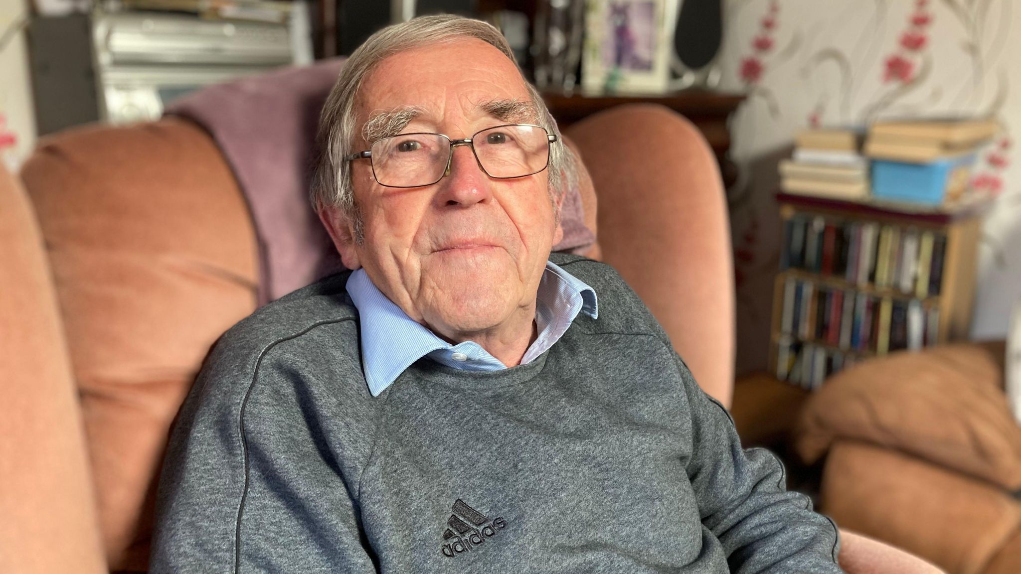 'Dwi wedi gadael fy meddyg teulu ar ôl 77 mlynedd' - BBC Cymru Fyw