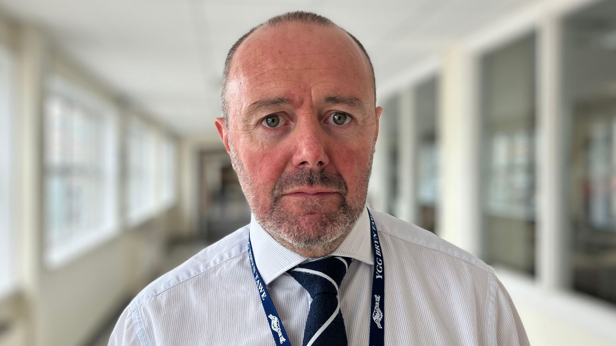 'Crio a chuddio dan y bwrdd wrth feddwl am fynd i'r ysgol' - BBC Cymru Fyw