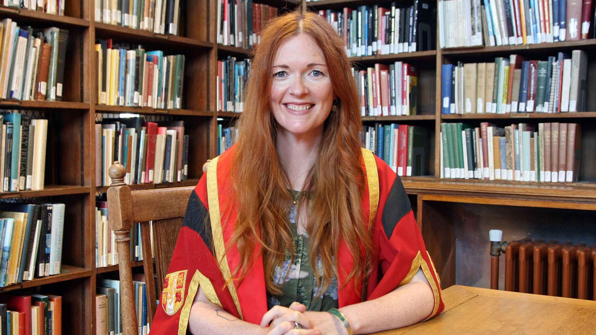 Prifysgol Bangor: Anrhydeddu Noel Thomas a Manon Steffan Ros - BBC ...