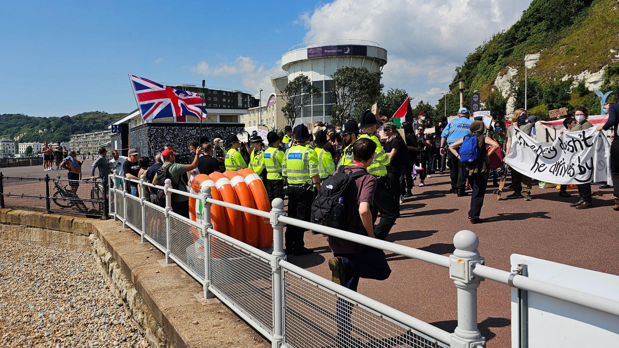 Dover: More than 100 anti-racism protesters gather for rally - BBC News