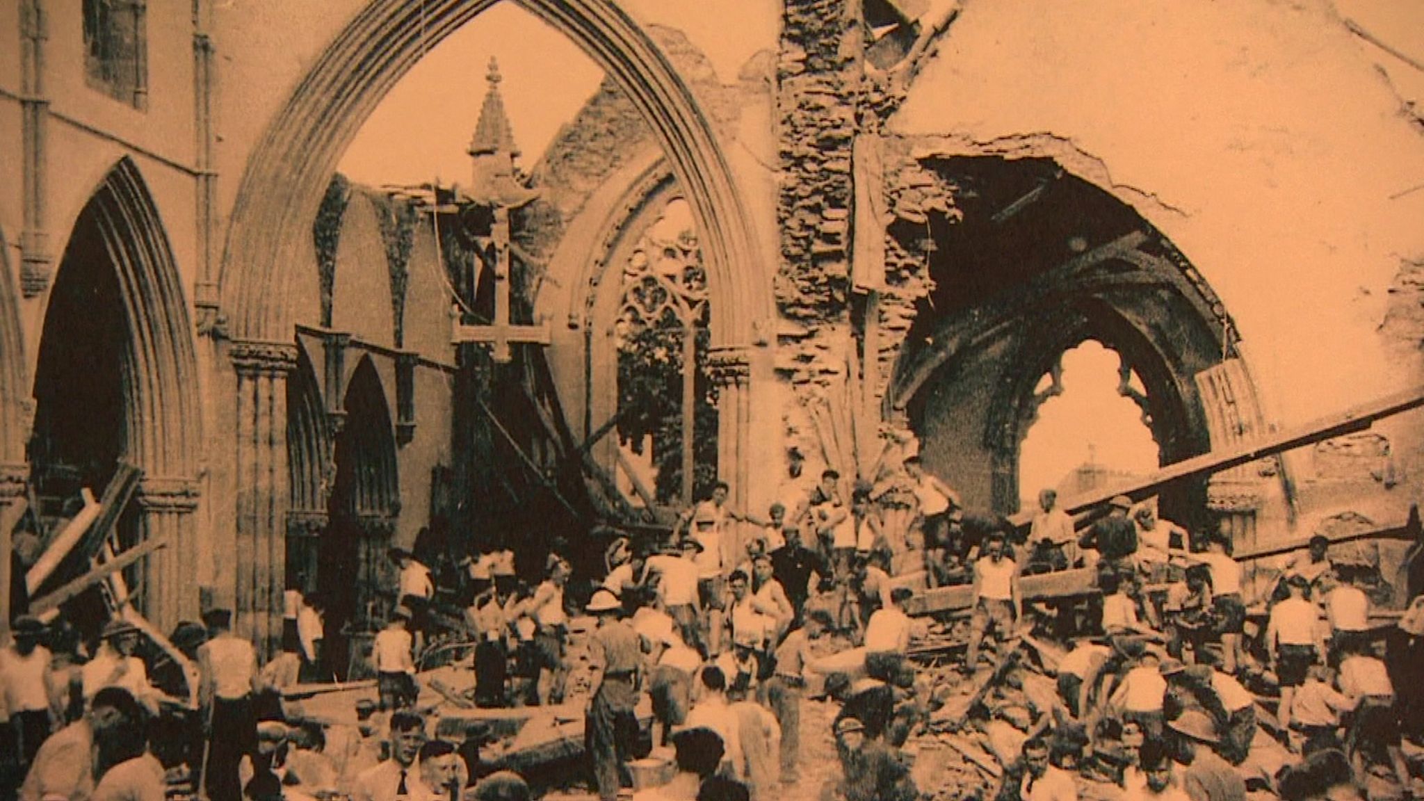 Marychurch remembers 45 victims of WW2 bombing - BBC News