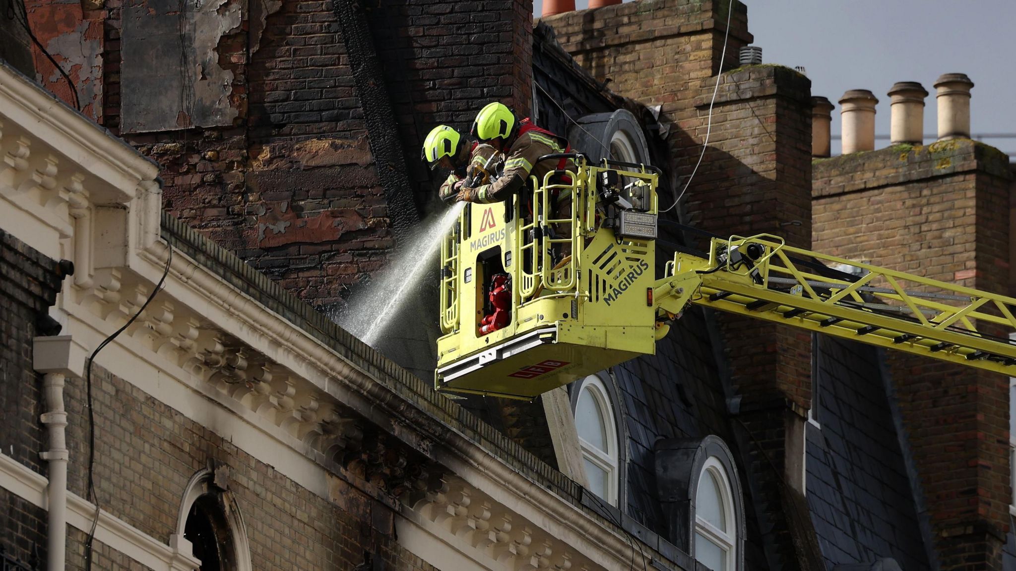 South Kensington fire: Footage shows officers rescuing residents - BBC News