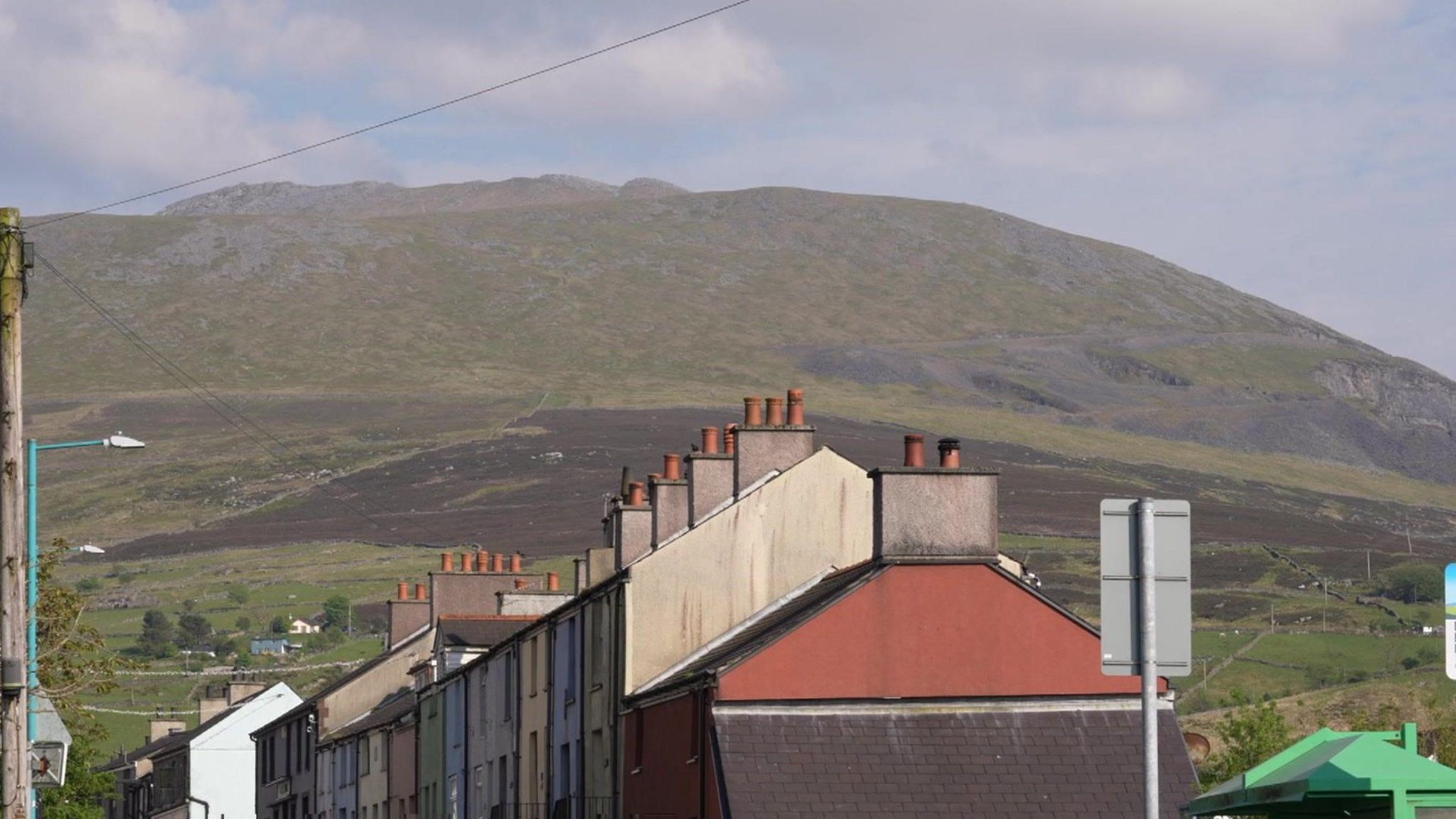 Deiniolen: 'Cymaint i'w gynnig ond 'dan ni angen cartref' - BBC Cymru Fyw