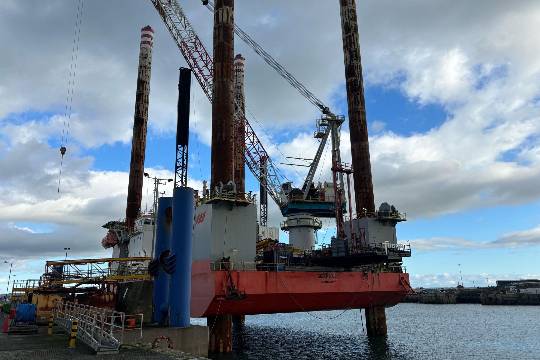 Ynni adnewyddadwy: 'Angen i lywodraethau gyflymu'r broses' - BBC Cymru Fyw