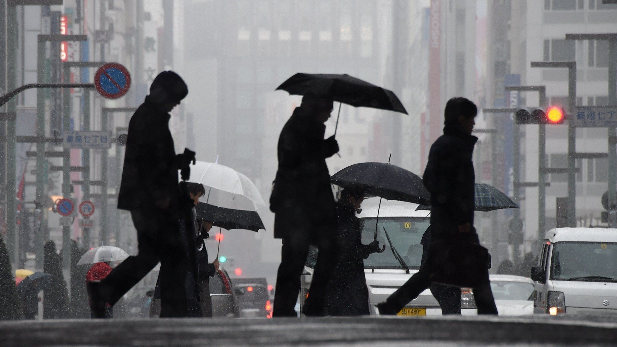 Japan eases immigration rules for workers - BBC News