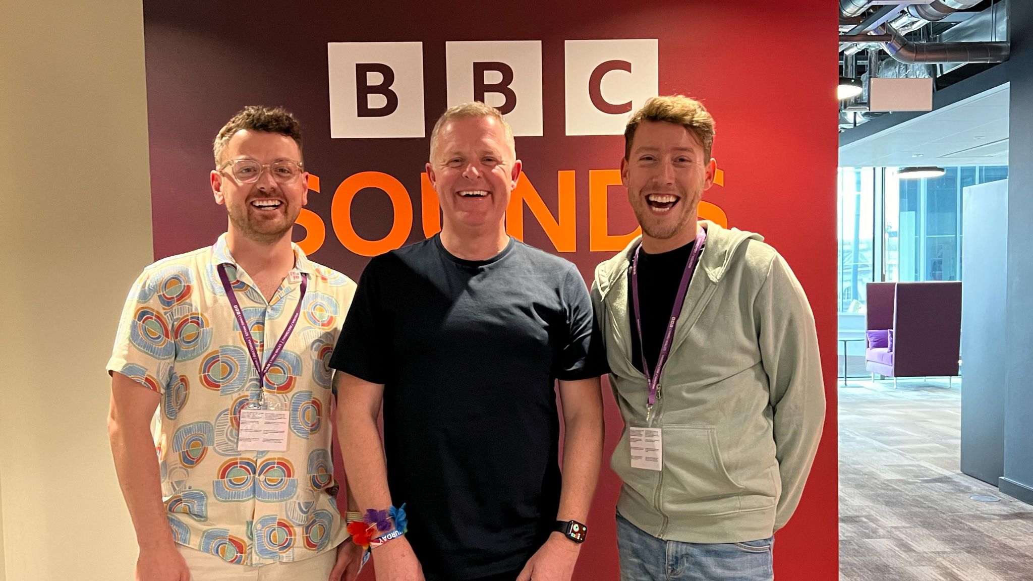 Jeremy Miles AS yw un o westeion cyfres newydd Esgusodwch Fi - BBC ...