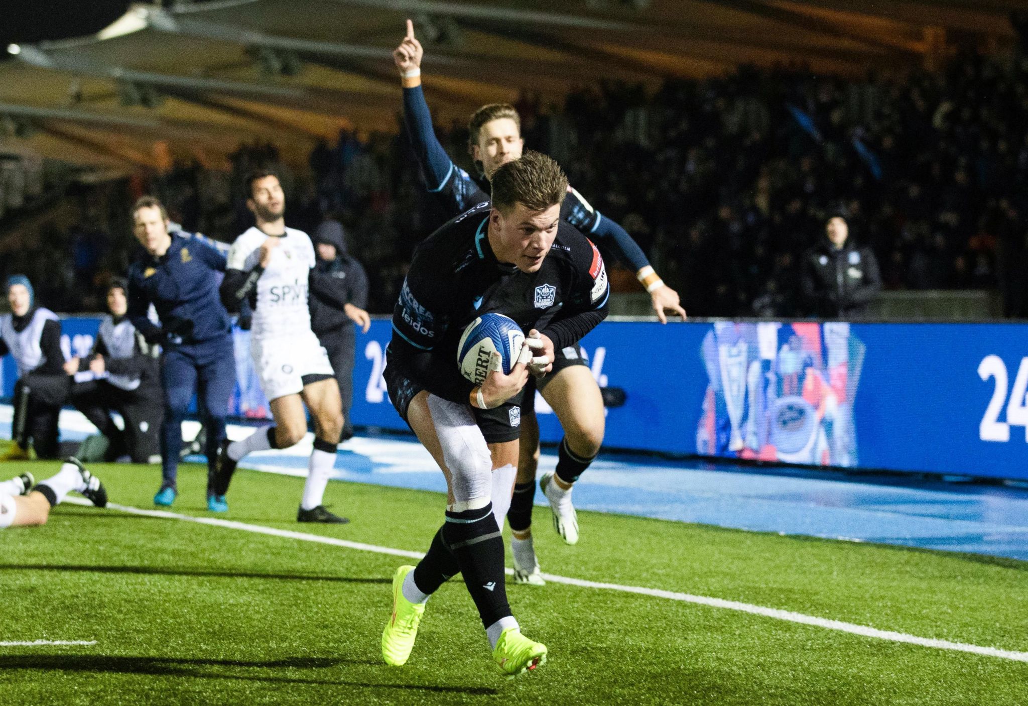 Jones enjoys centre stage in dazzling Glasgow win - BBC Sport