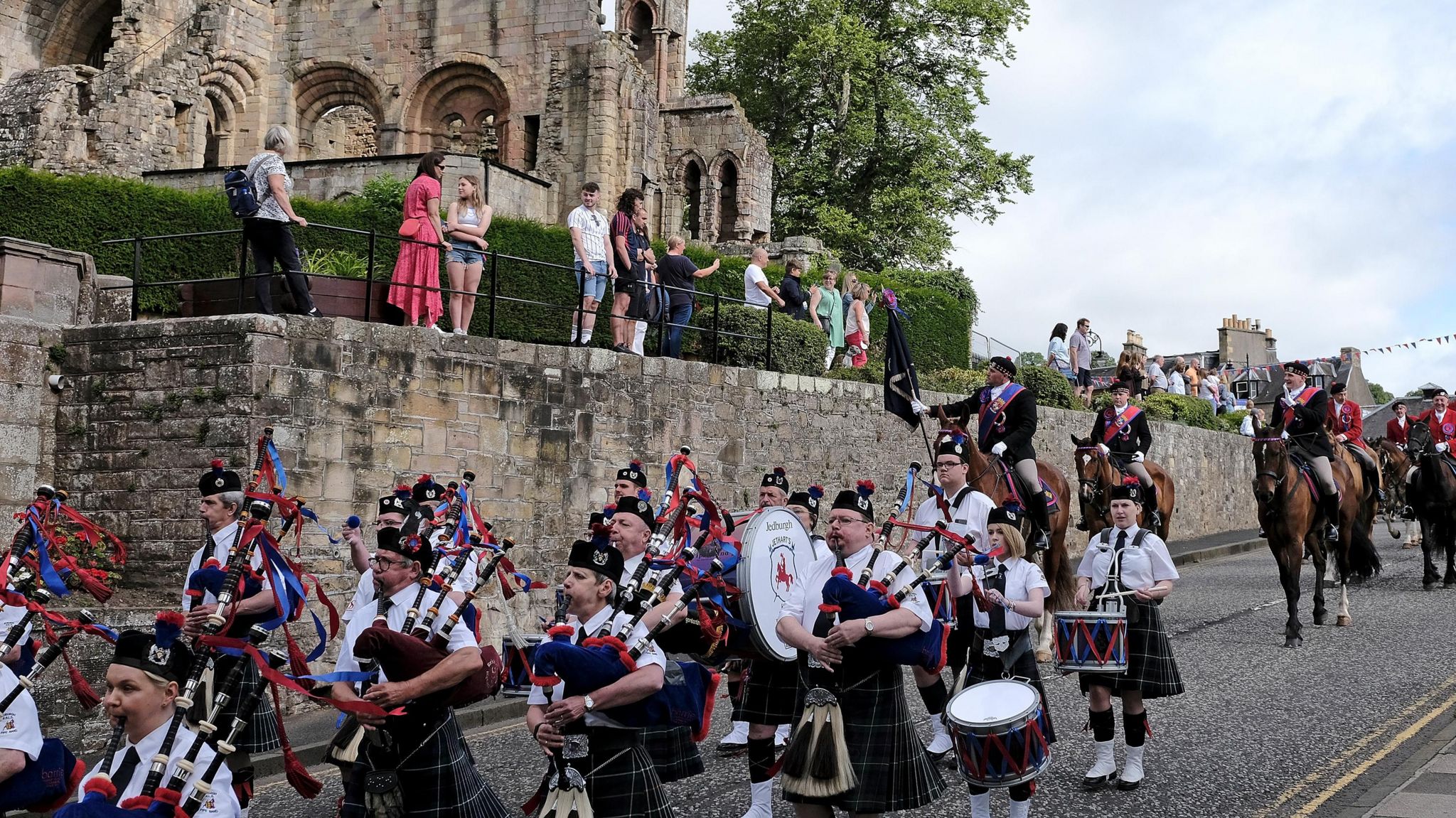 In pictures: Callant's Festival in Jedburgh - BBC News