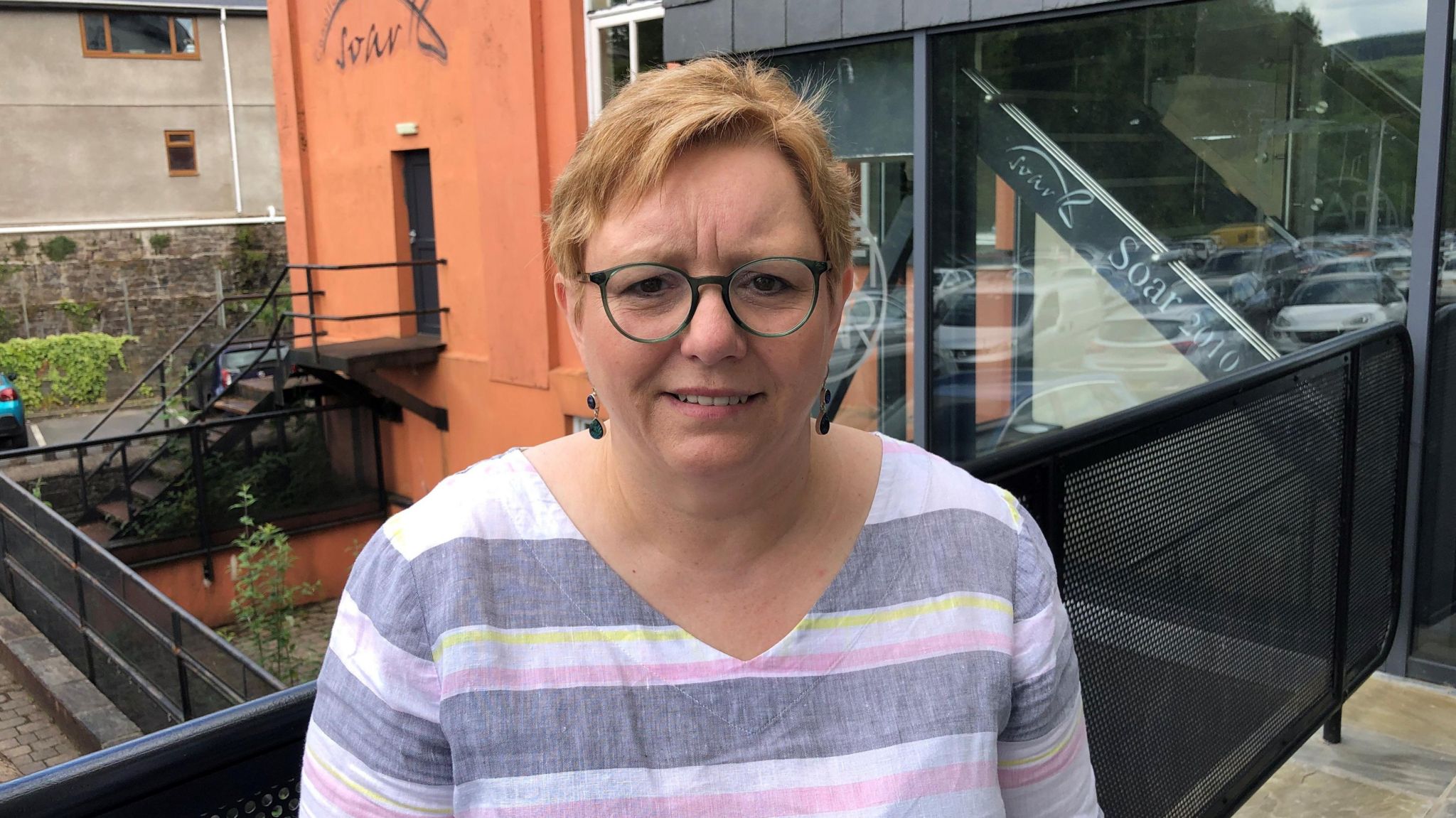 Merthyr: Codi tâl ar daith i'r ysgol yn 'drychinebus' i'r iaith - BBC ...