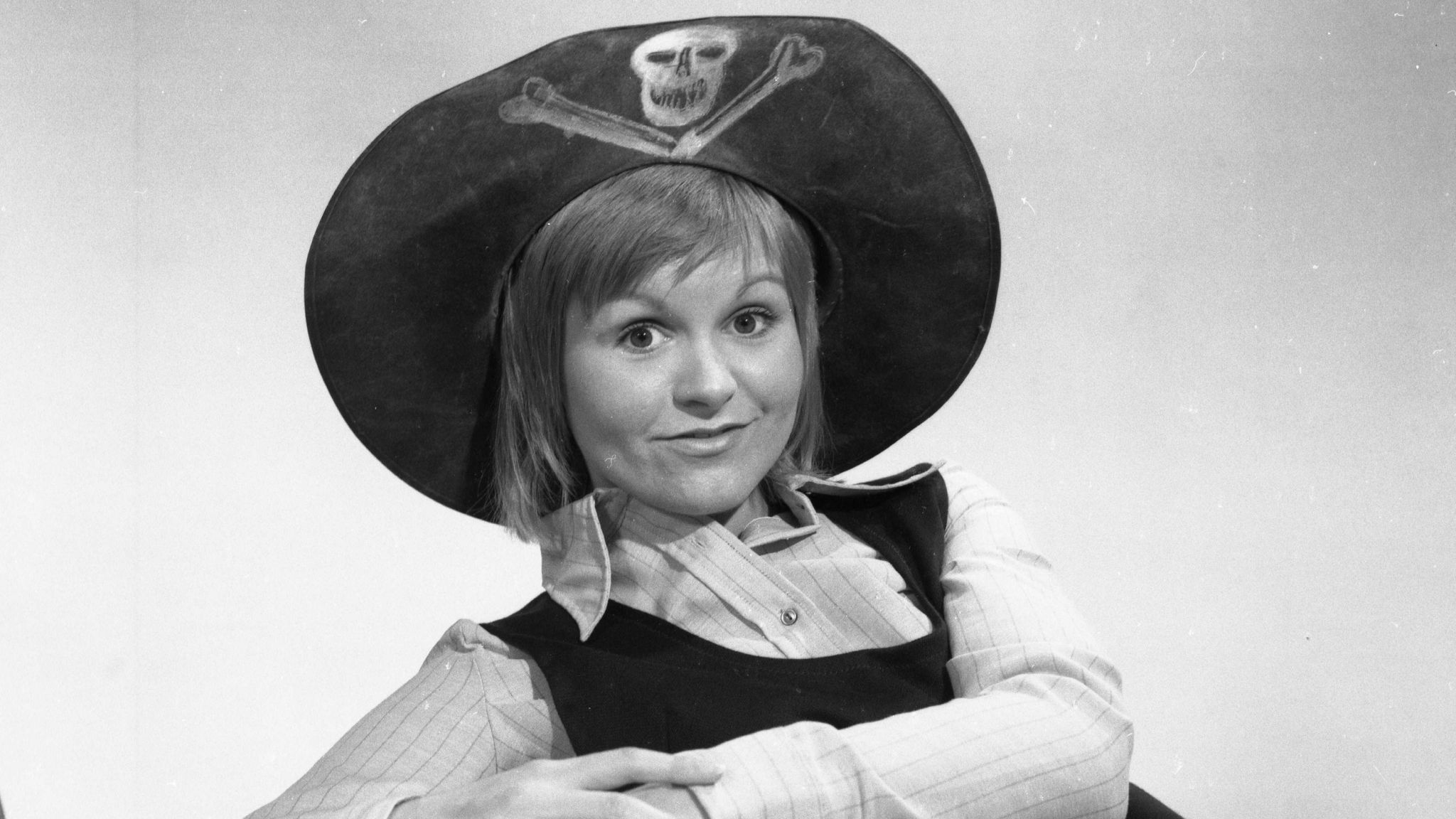 'Ofn colli trysorfa wych os gwanhau'r Gymraeg ar S4C' - BBC Cymru Fyw