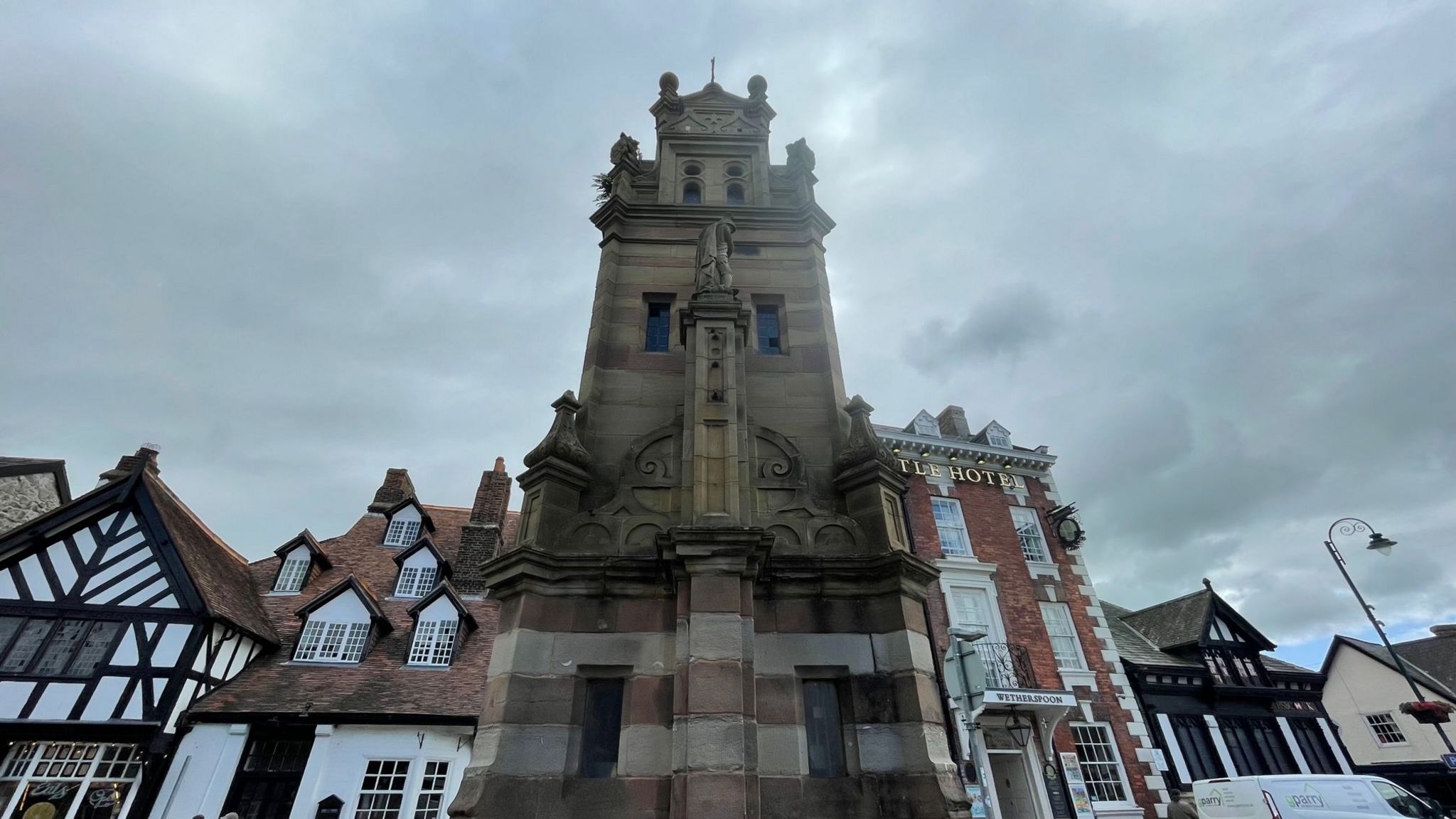 Gwaith adfer i 'sicrhau dyfodol' cloc Rhuthun - BBC Cymru Fyw