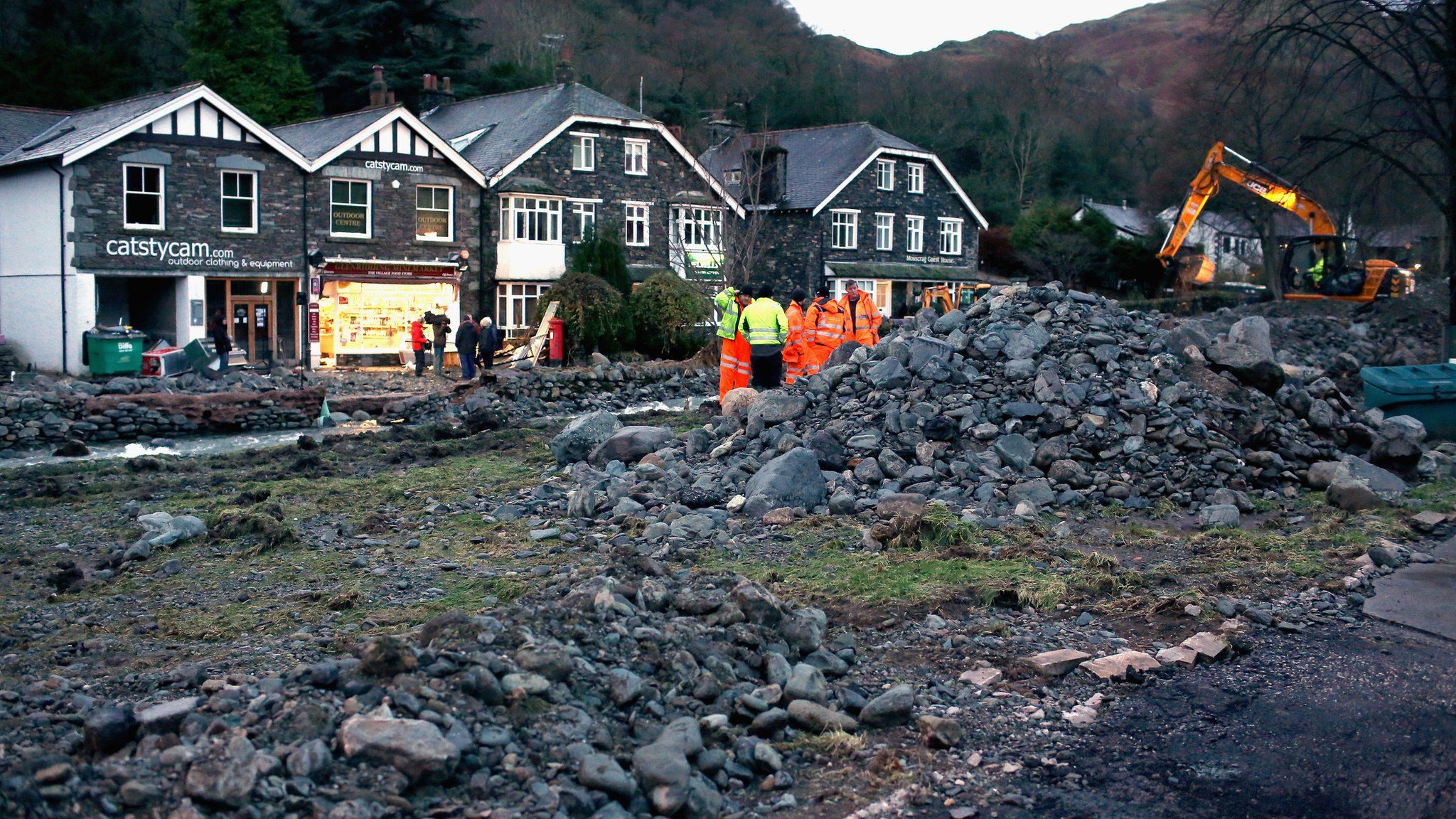 Storm Desmond: Rain causes further Cumbria flooding - BBC News