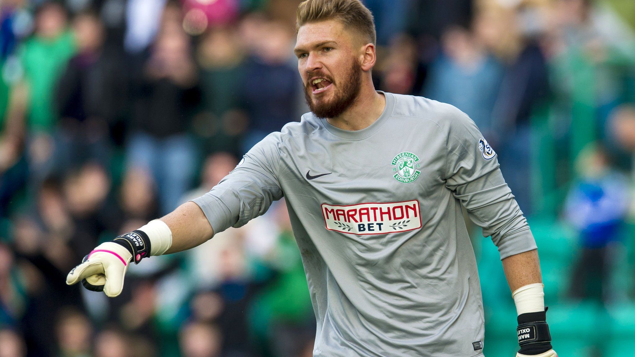St Mirren land midfielder Stuart Carswell - BBC Sport