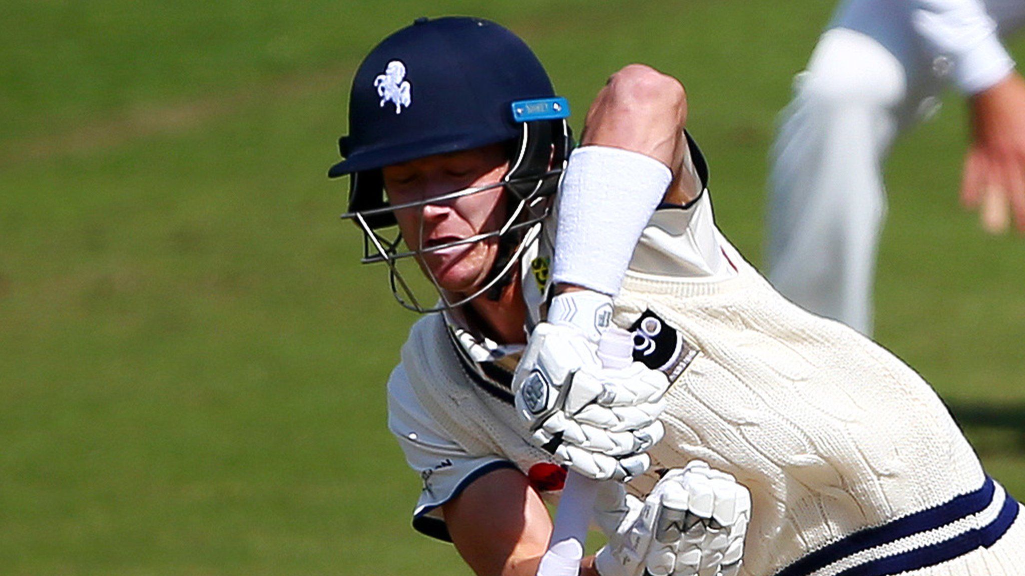 Kent v Sussex: Joe Denly helps put hosts on brink of victory - BBC Sport