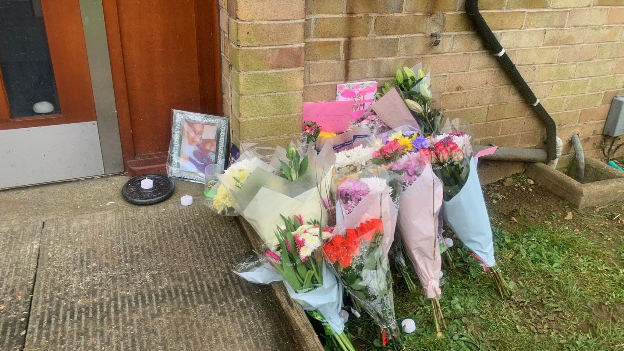 Peterborough flat fire victim described as 'soulmate' by fiancé - BBC News