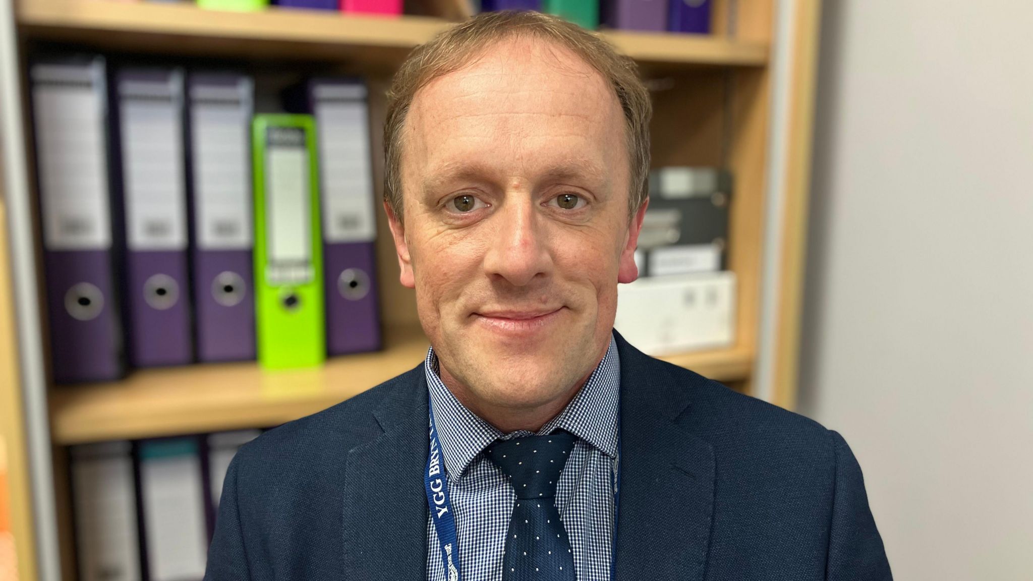 'Crio a chuddio dan y bwrdd wrth feddwl am fynd i'r ysgol' - BBC Cymru Fyw