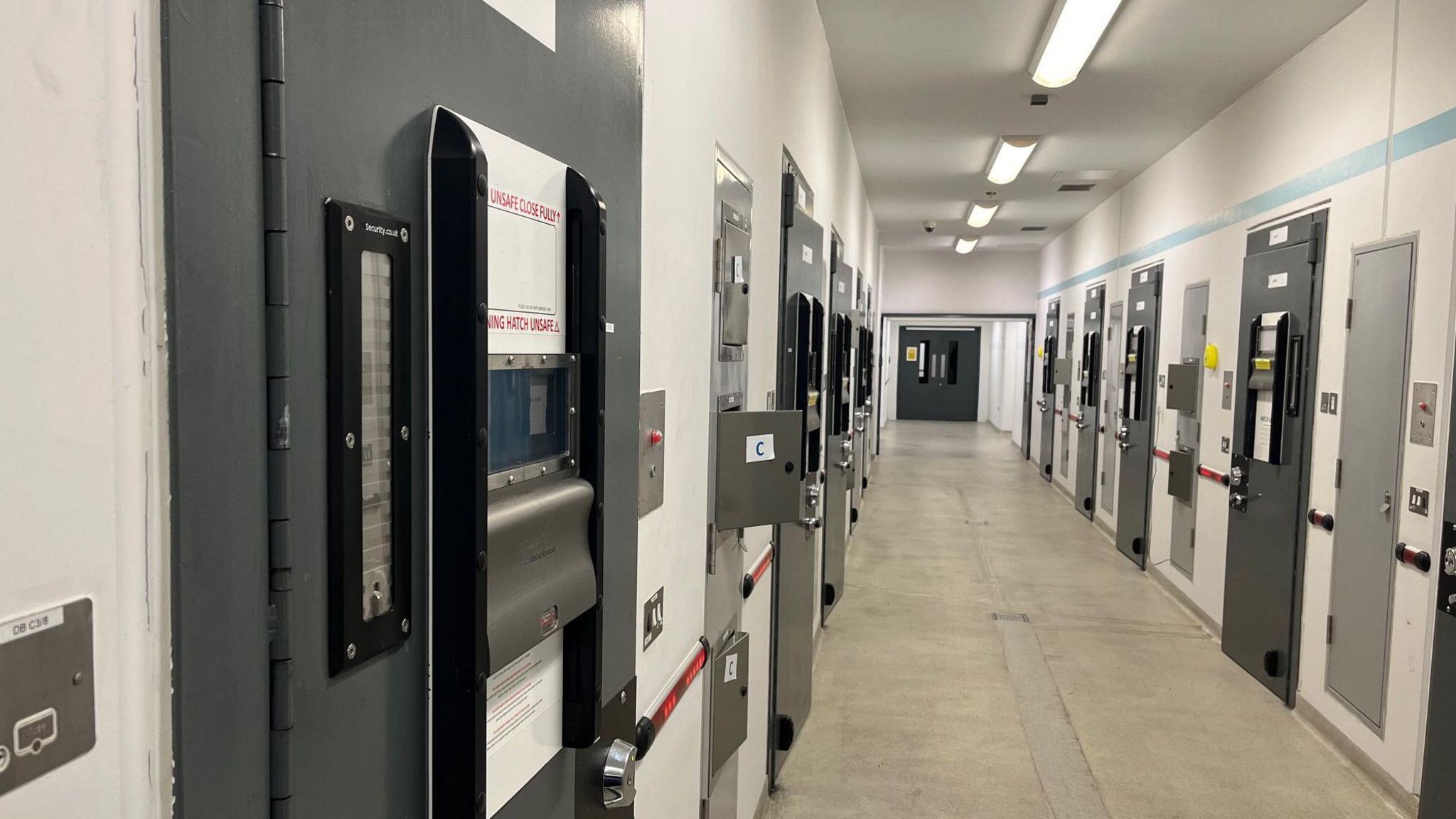 'Too many children kept in custody overnight' - BBC News