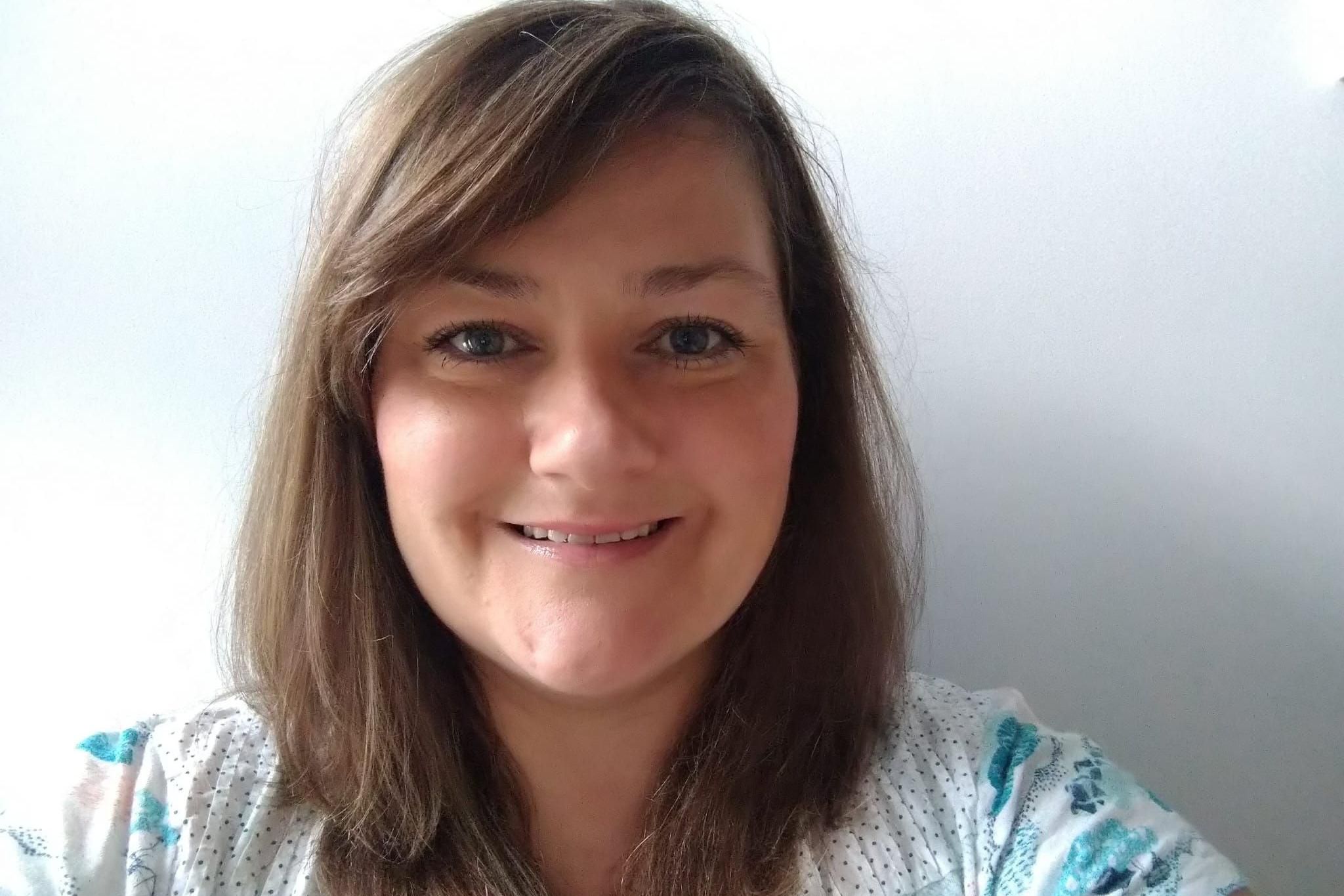 Dynes dalodd £15,000 i rewi wyau yn galw am fwy o wybodaeth - BBC Cymru Fyw