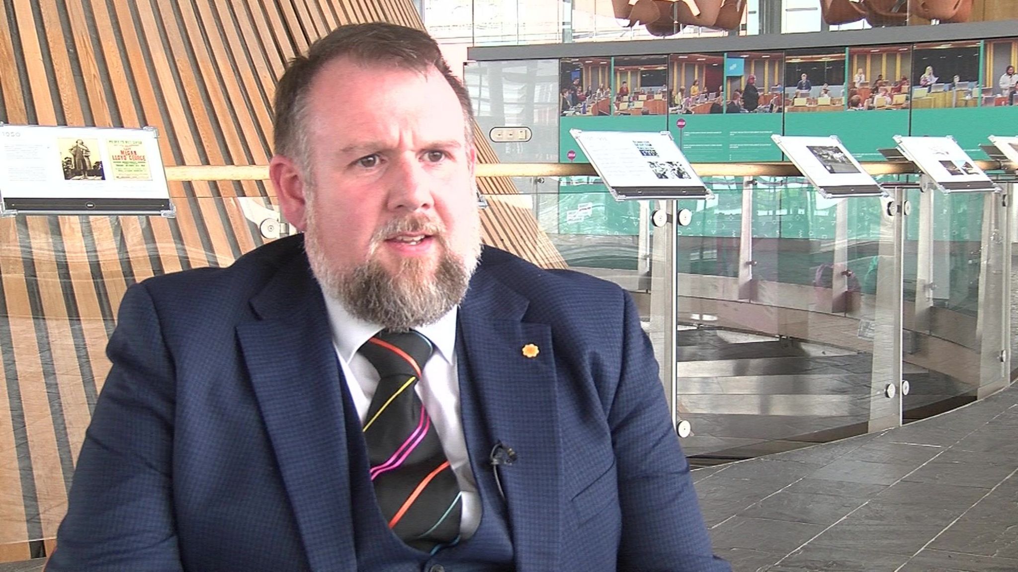 Siom wrth i elusen Gristnogol gau ei swydd olaf yng Nghymru - BBC Cymru Fyw