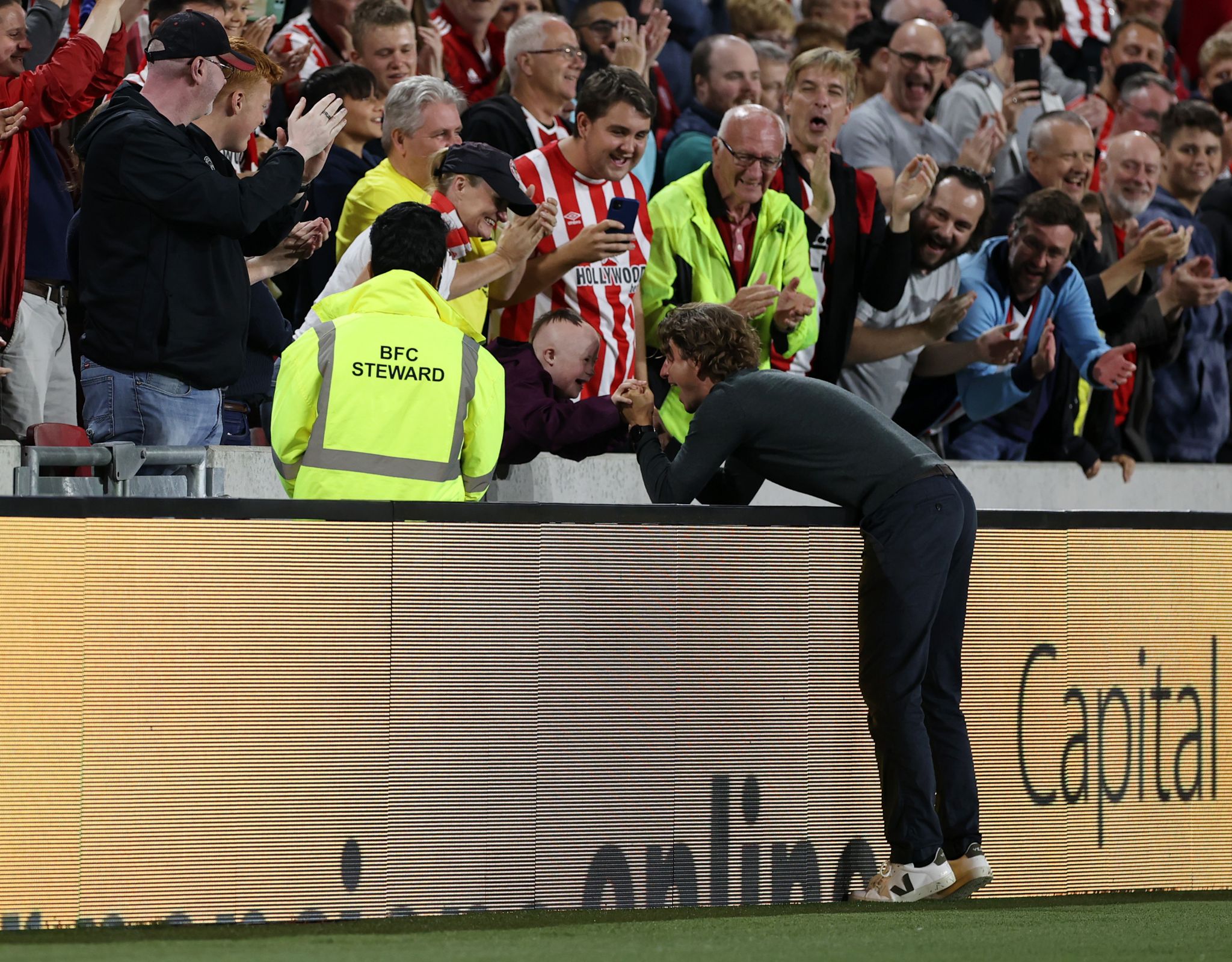 Brentfords Fantastic Friday When The Bees Hit The Big Time Bbc Sport