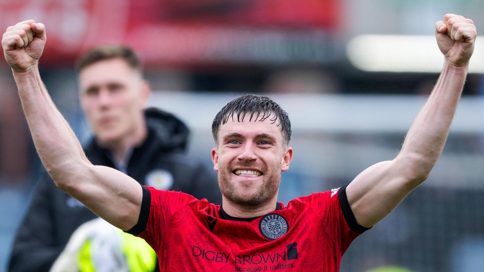 Dundee Utd complete 'coup' by signing Ryan Strain - BBC Sport