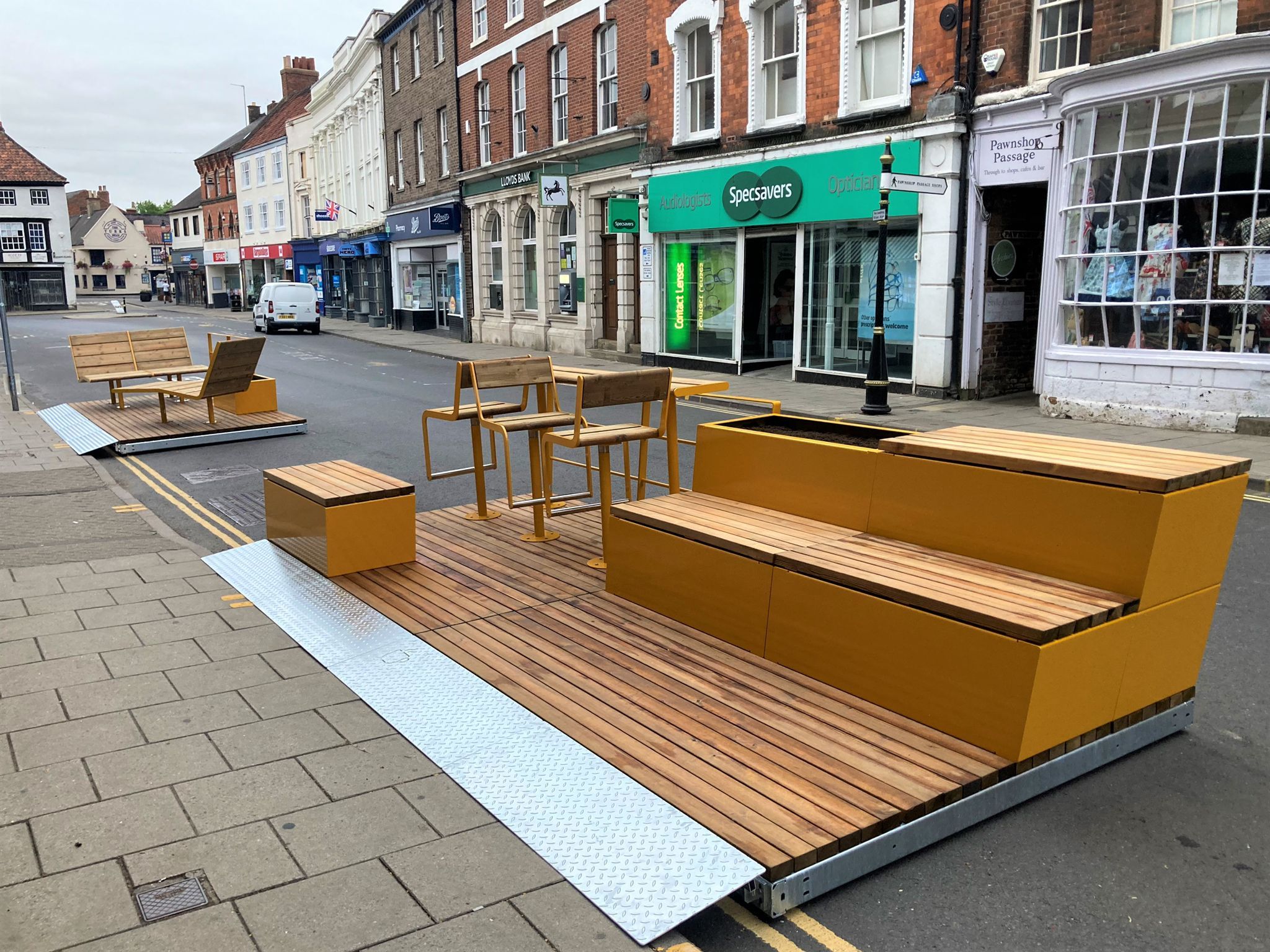 Louth 'parklets' seating scheme causes a stir - BBC News