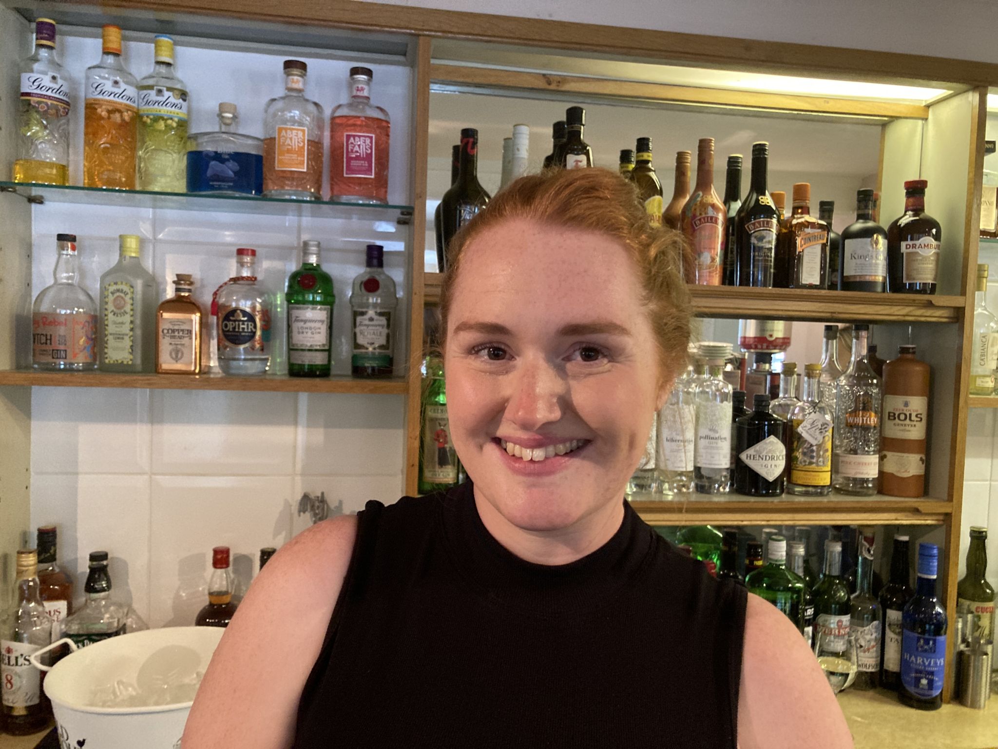 Pennal: Seren Hollywood yn helpu ailagor tafarn gymunedol - BBC Cymru Fyw