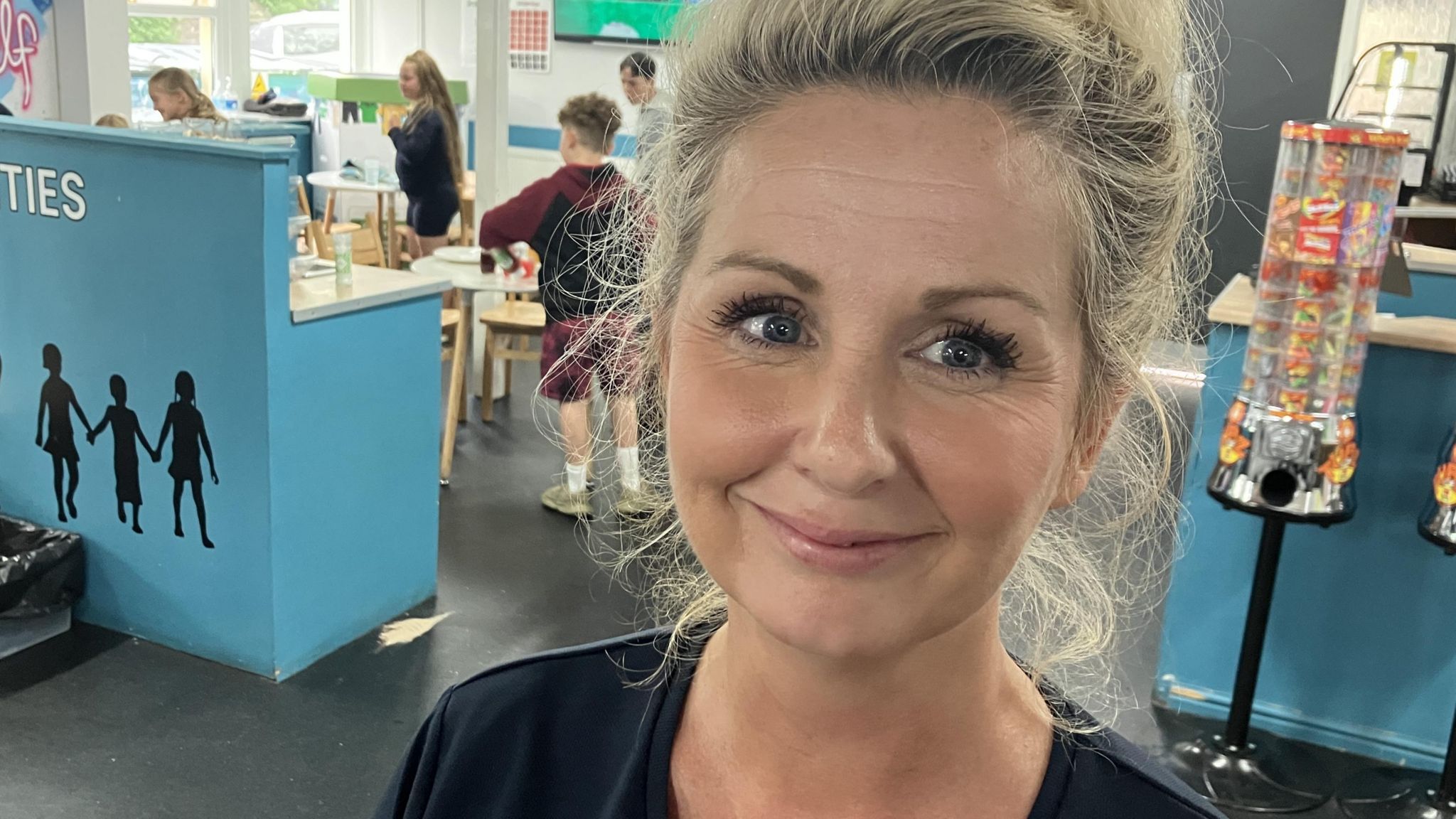 Pryder rhieni am gostau gwyliau haf heb brydau am ddim i blant - BBC ...