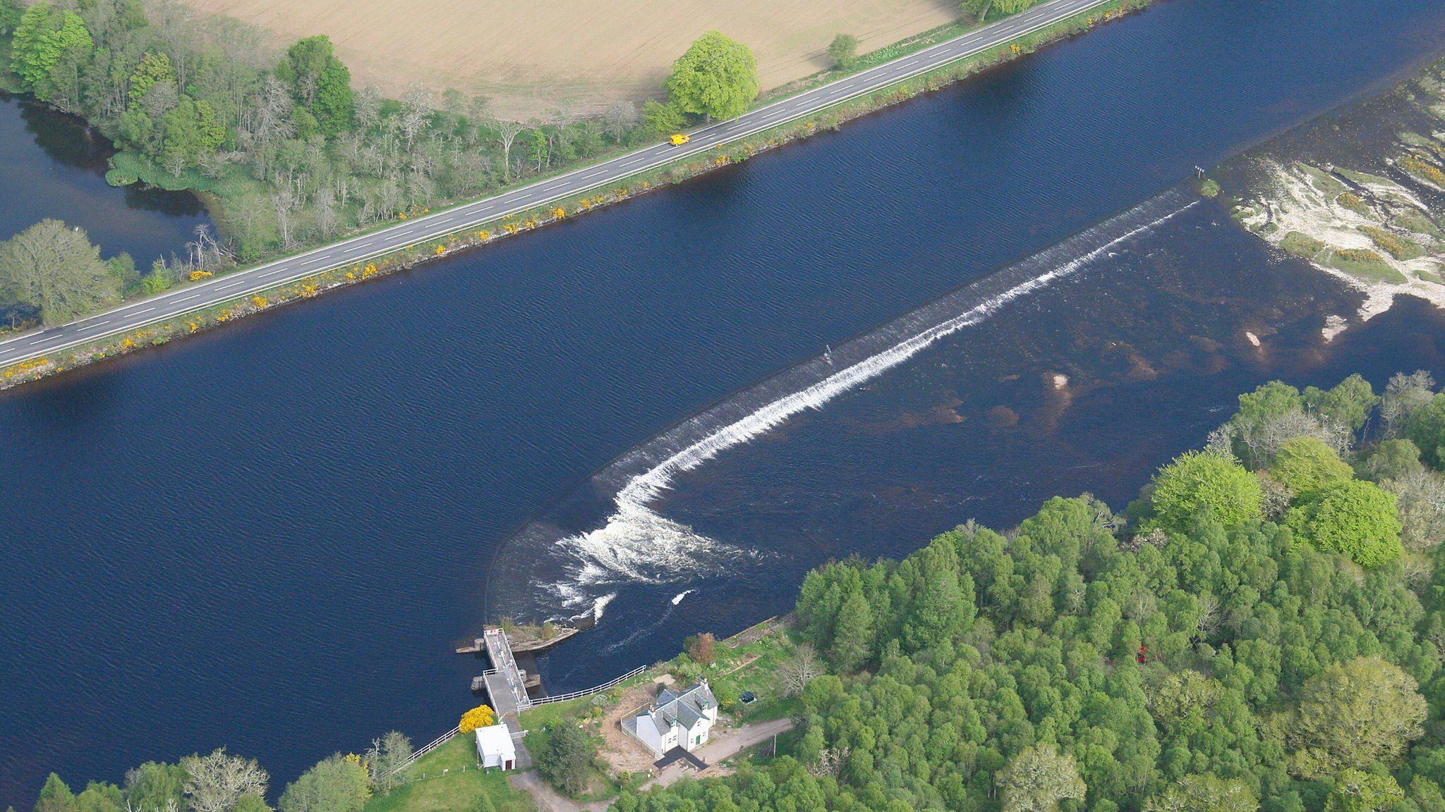 £2m project to strengthen Caledonian Canal weir completed - BBC News