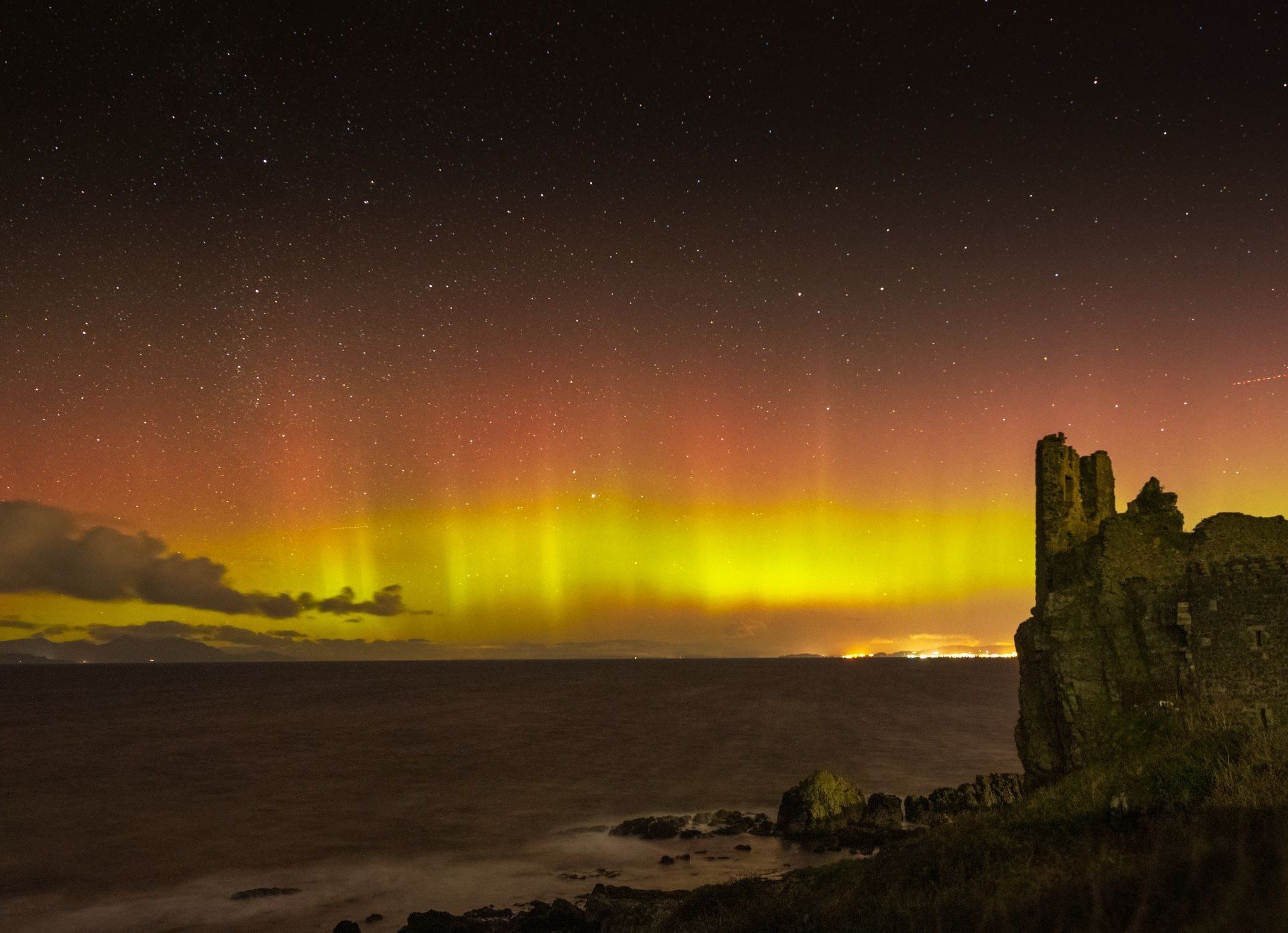 Student captures stunning images of stars and galaxies - BBC News